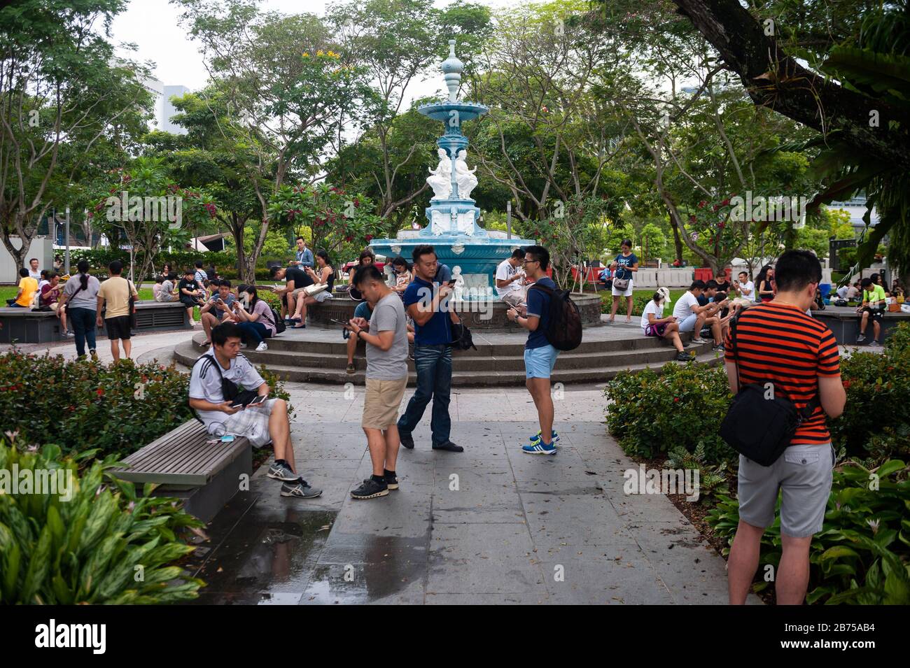 Crowd of people playing pokemon go hi-res stock photography and images ...