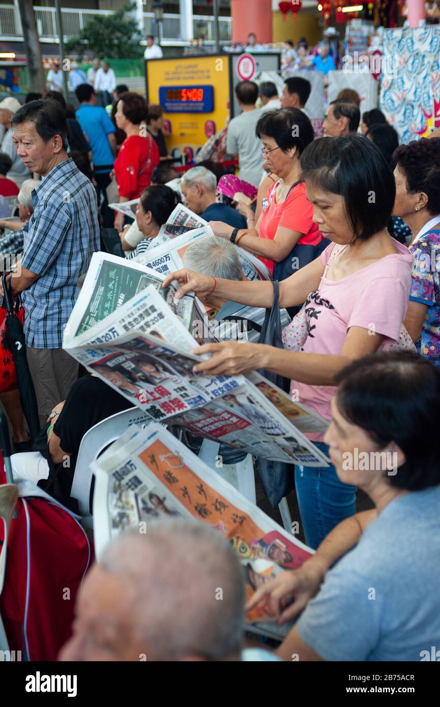 Crowd reading newspapers hi-res stock photography and images - Alamy