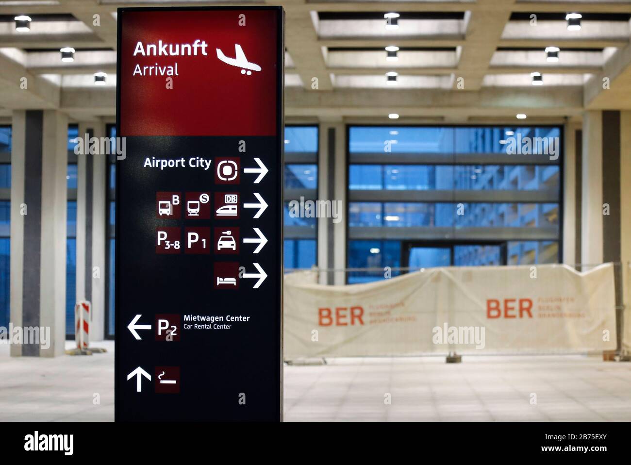 Airport delay sign hi-res stock photography and images - Alamy