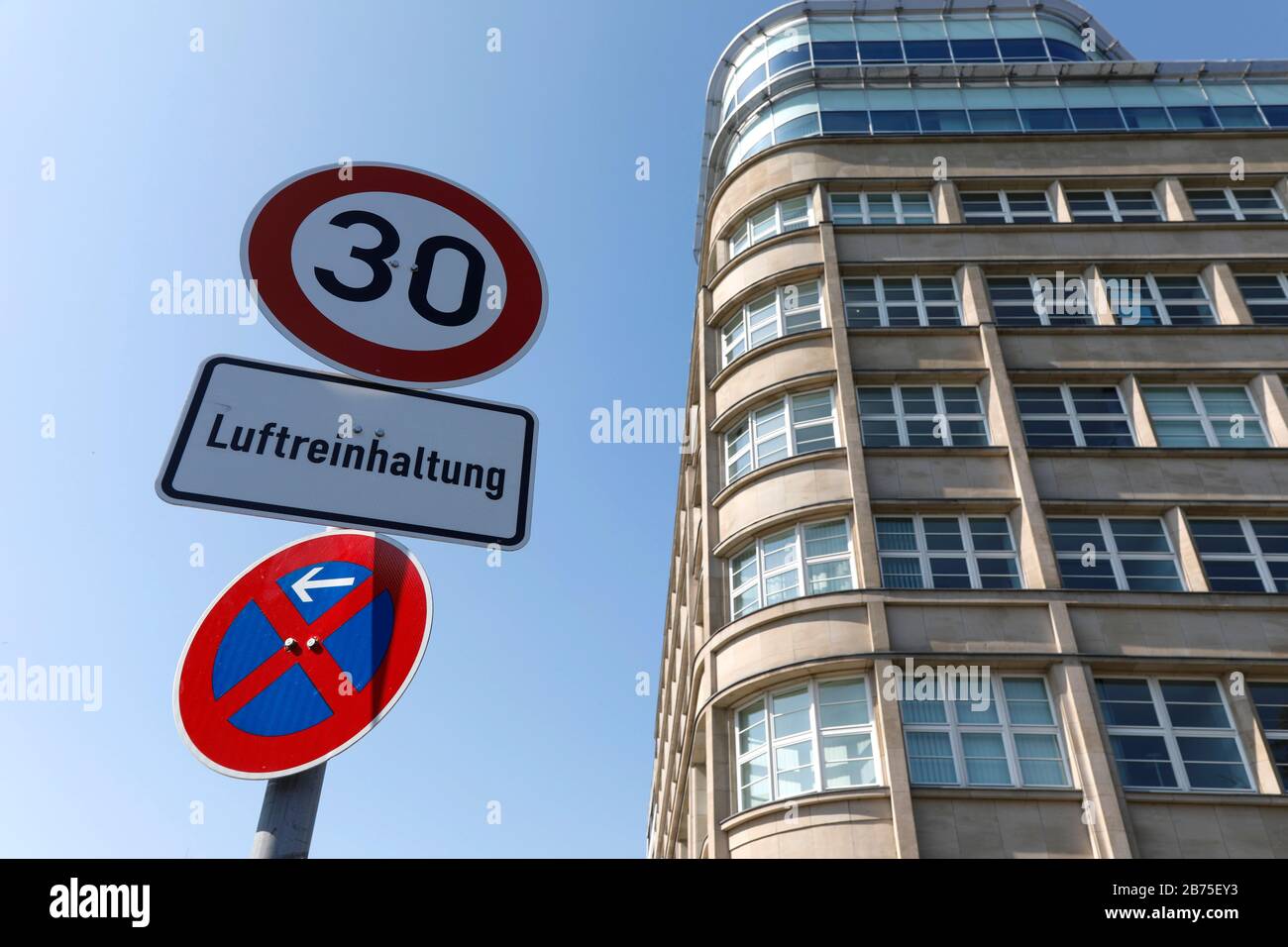 30 speed limit traffic signs hi-res stock photography and images - Alamy