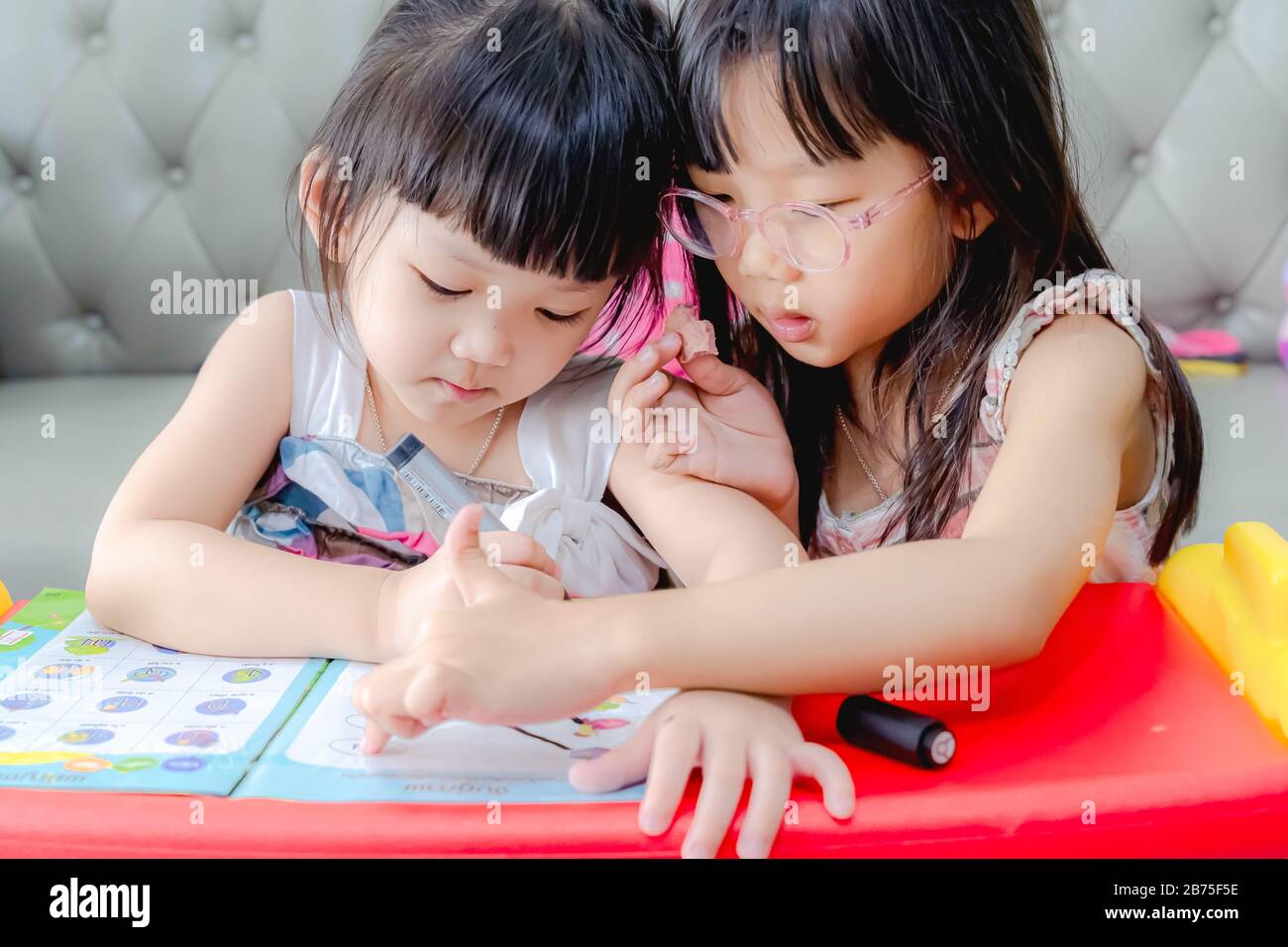 Preteen girls group school hi-res stock photography and images - Alamy