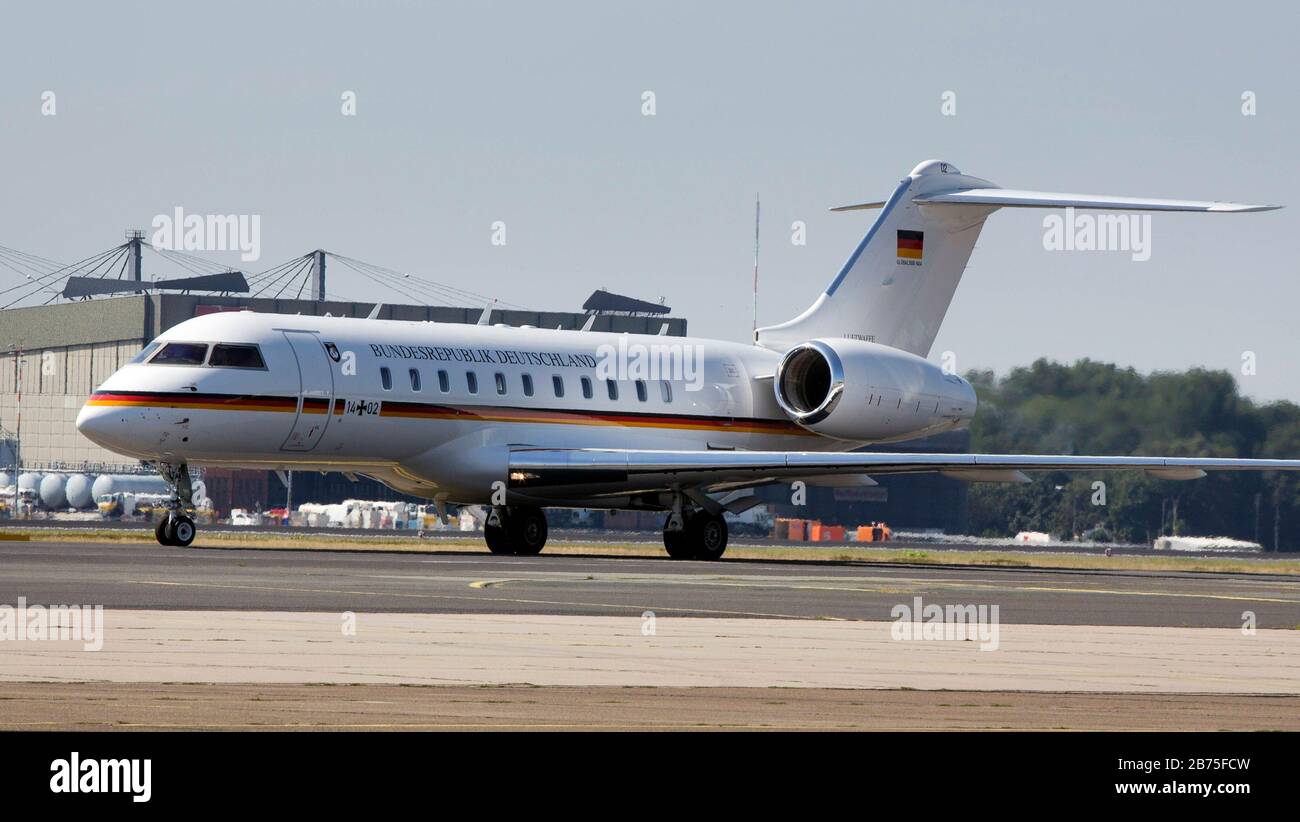 Bombardier global 5000 aircraft hi-res stock photography and images - Alamy