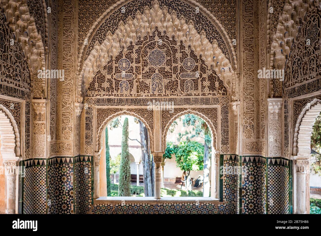 Alhambra style patterns hi-res stock photography and images - Alamy
