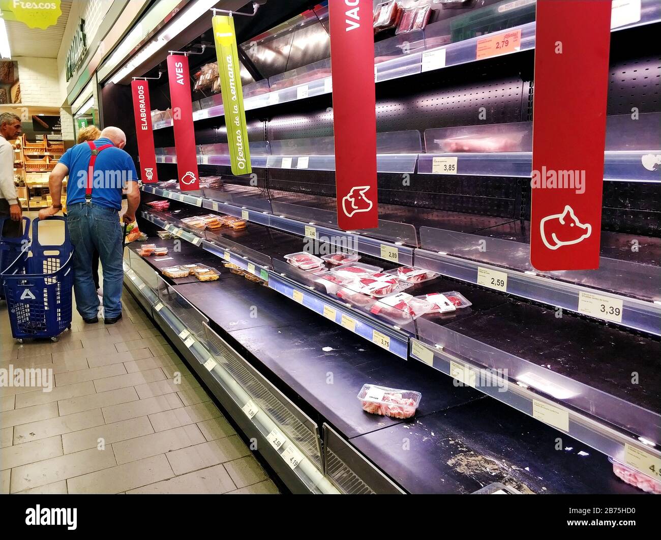 Supermarket interior spain hi-res stock photography and images - Alamy