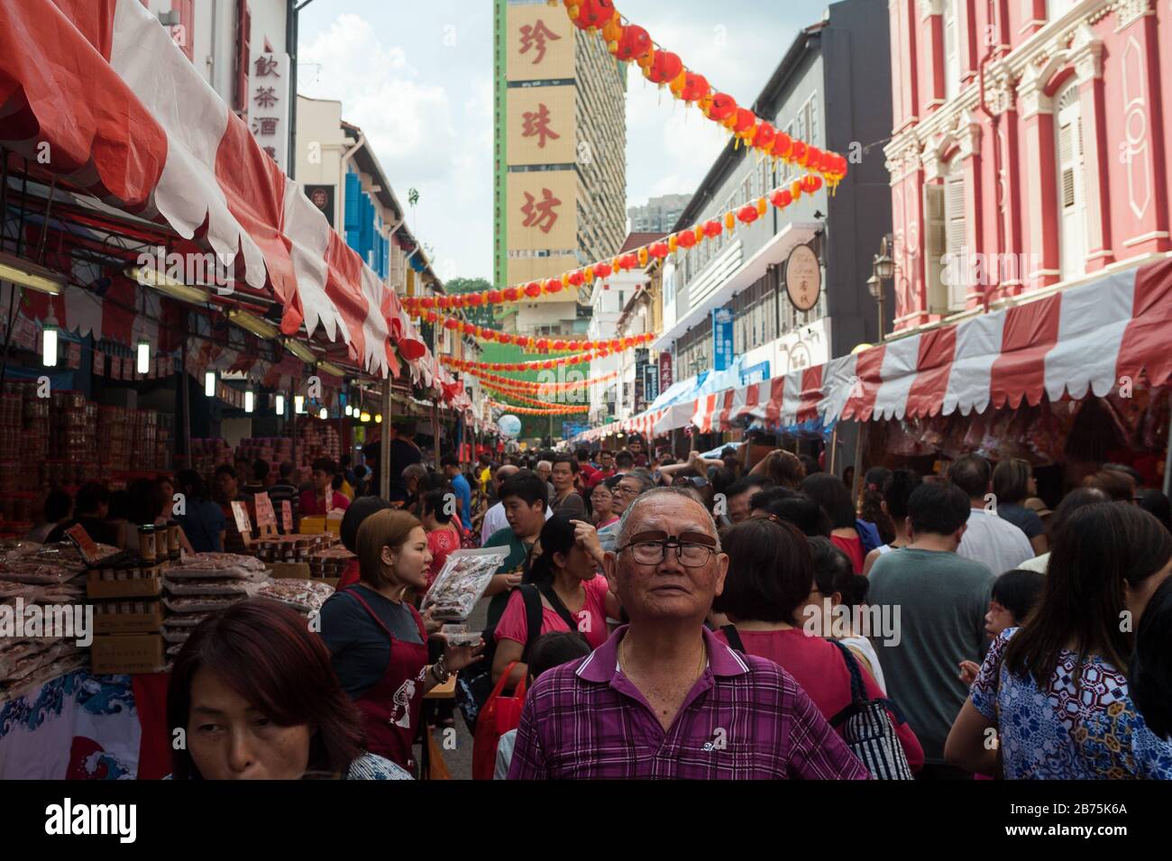 Singapore street trader hi-res stock photography and images - Alamy