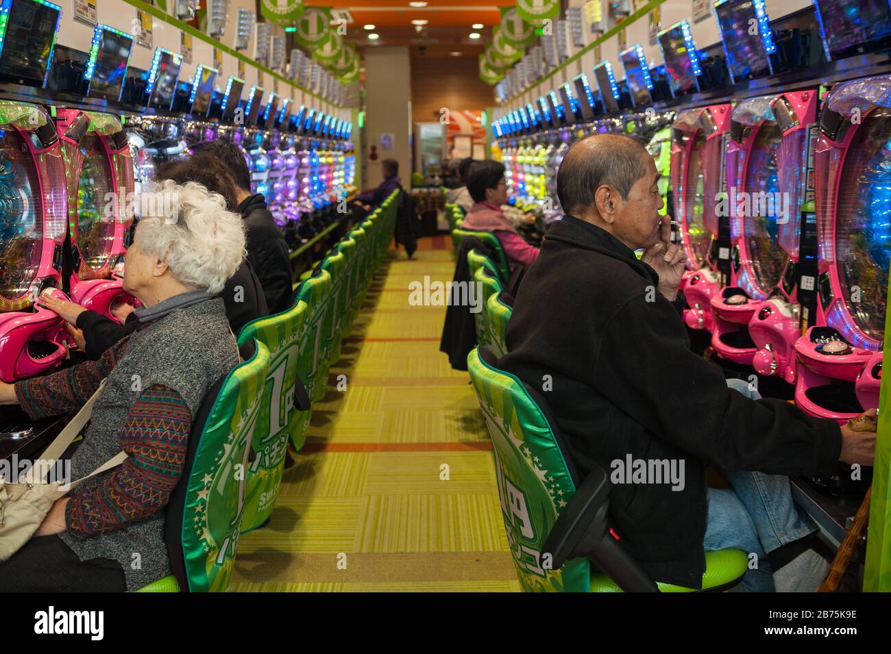 24.12.2017, Kyoto, Japan, Asia - Japanese people sit in front of slot ...