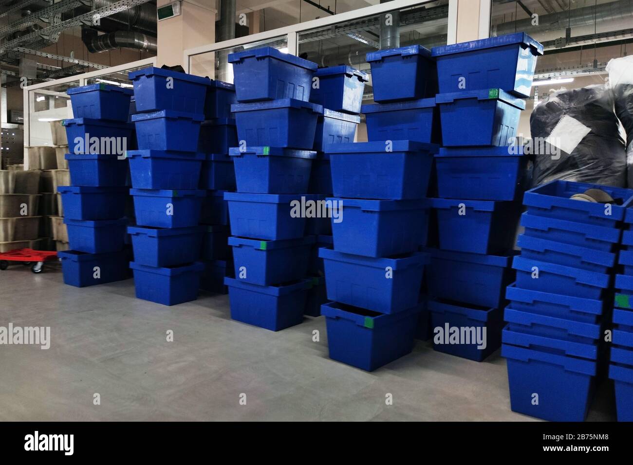 Plastic pallet hi-res stock photography and images - Alamy