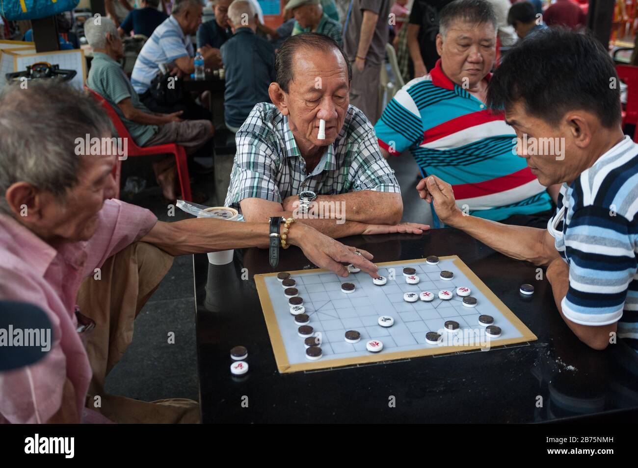 29.09.2017, Singapore, Republic of Singapore, Asia - Older men play ...