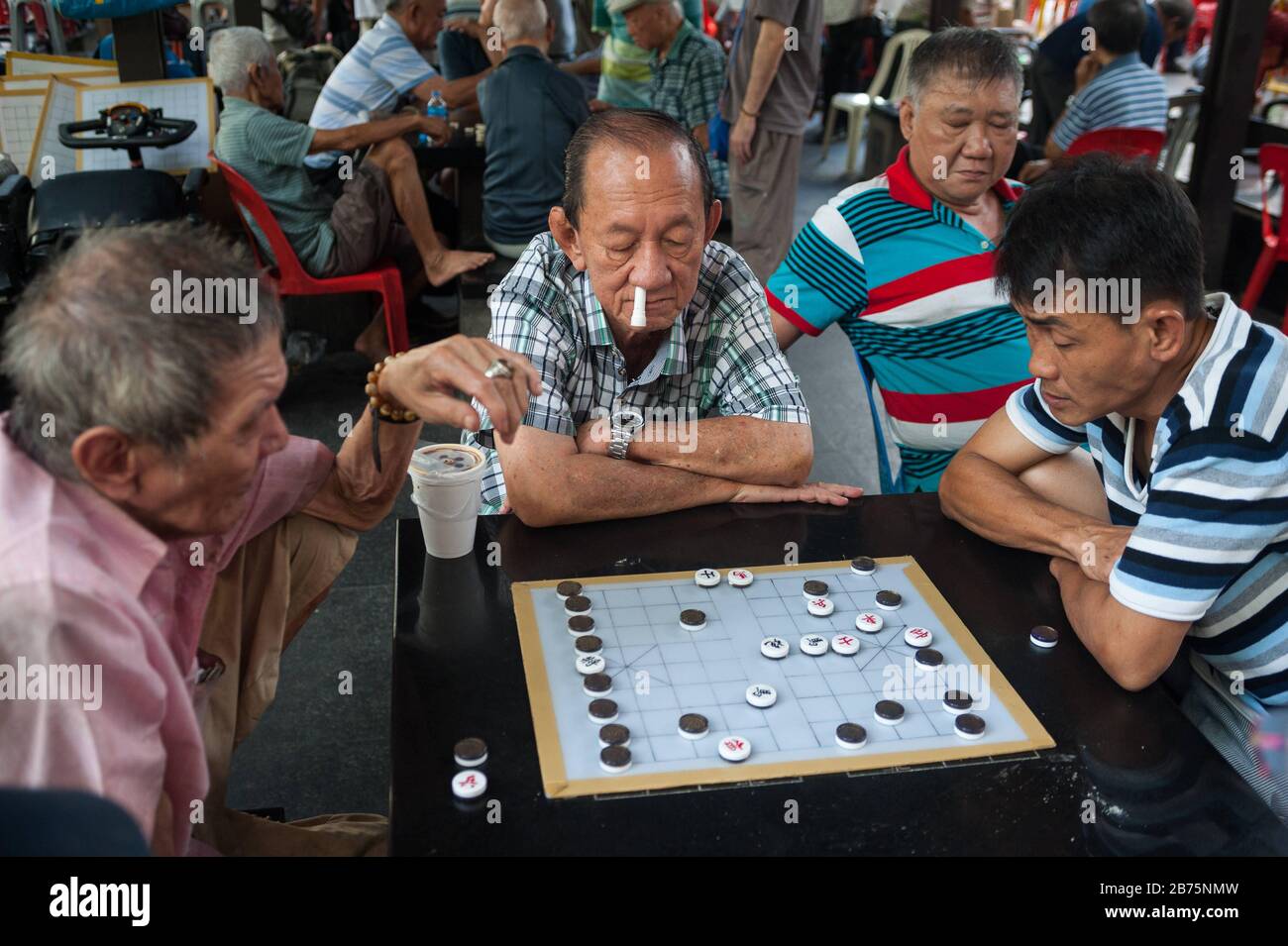 29.09.2017, Singapore, Republic of Singapore, Asia - Older men play ...