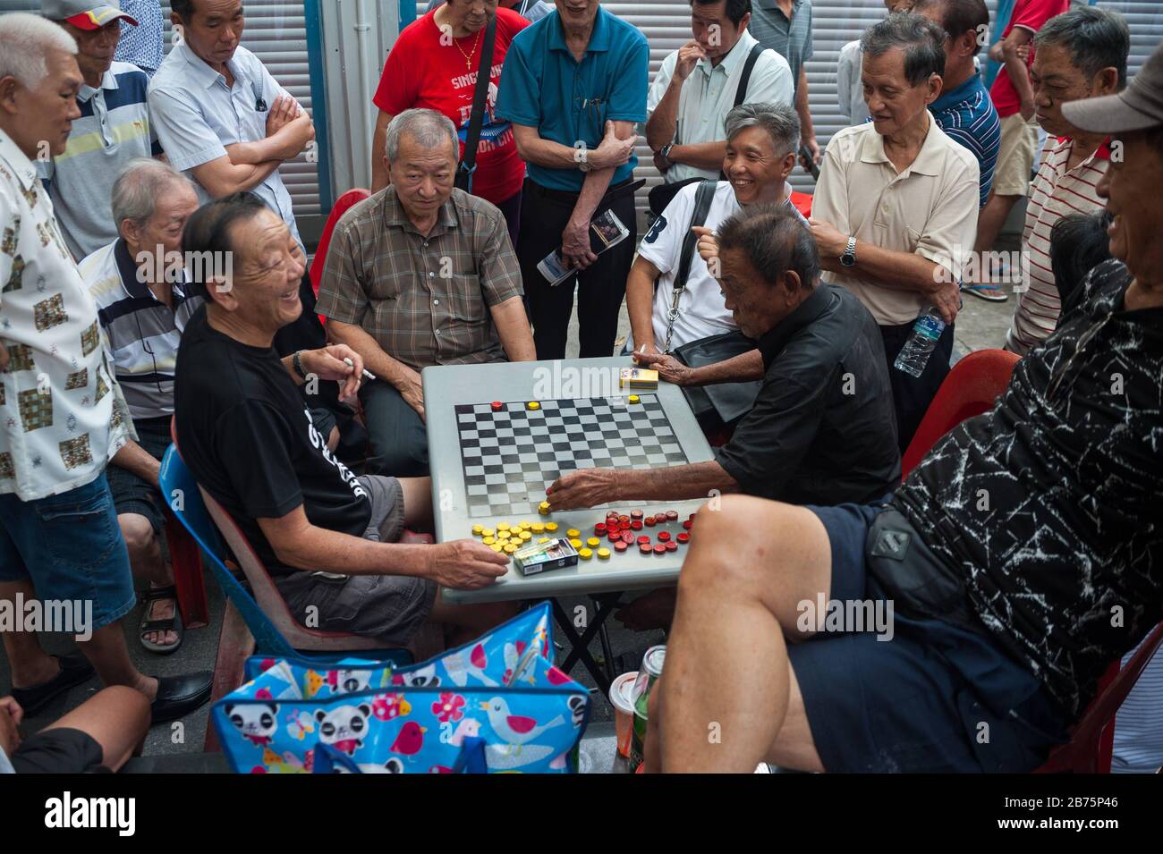 24.09.2017, Singapore, Republic of Singapore, Asia - Older men play ...