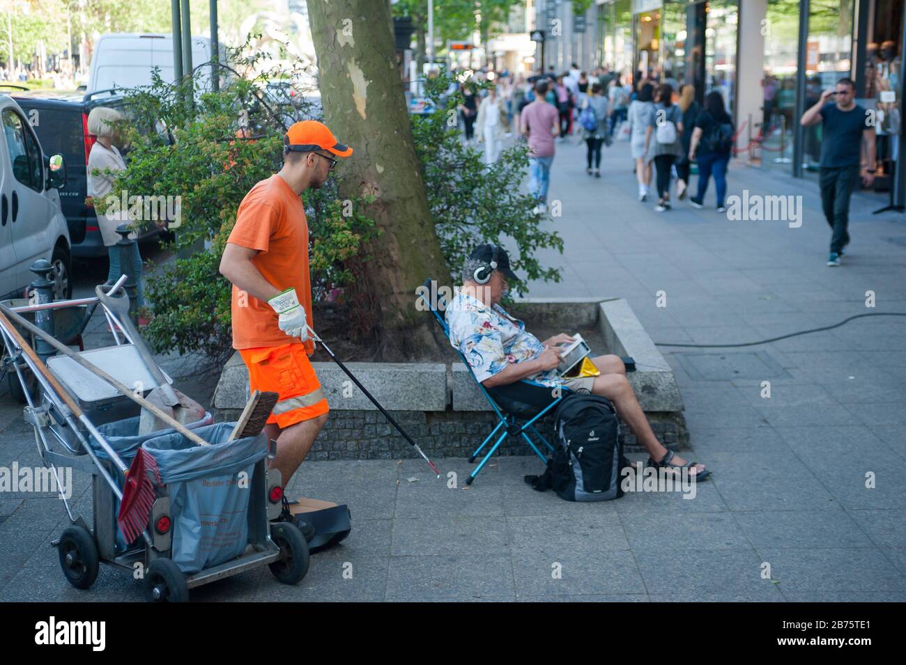 Street_cleaner hi-res stock photography and images - Alamy