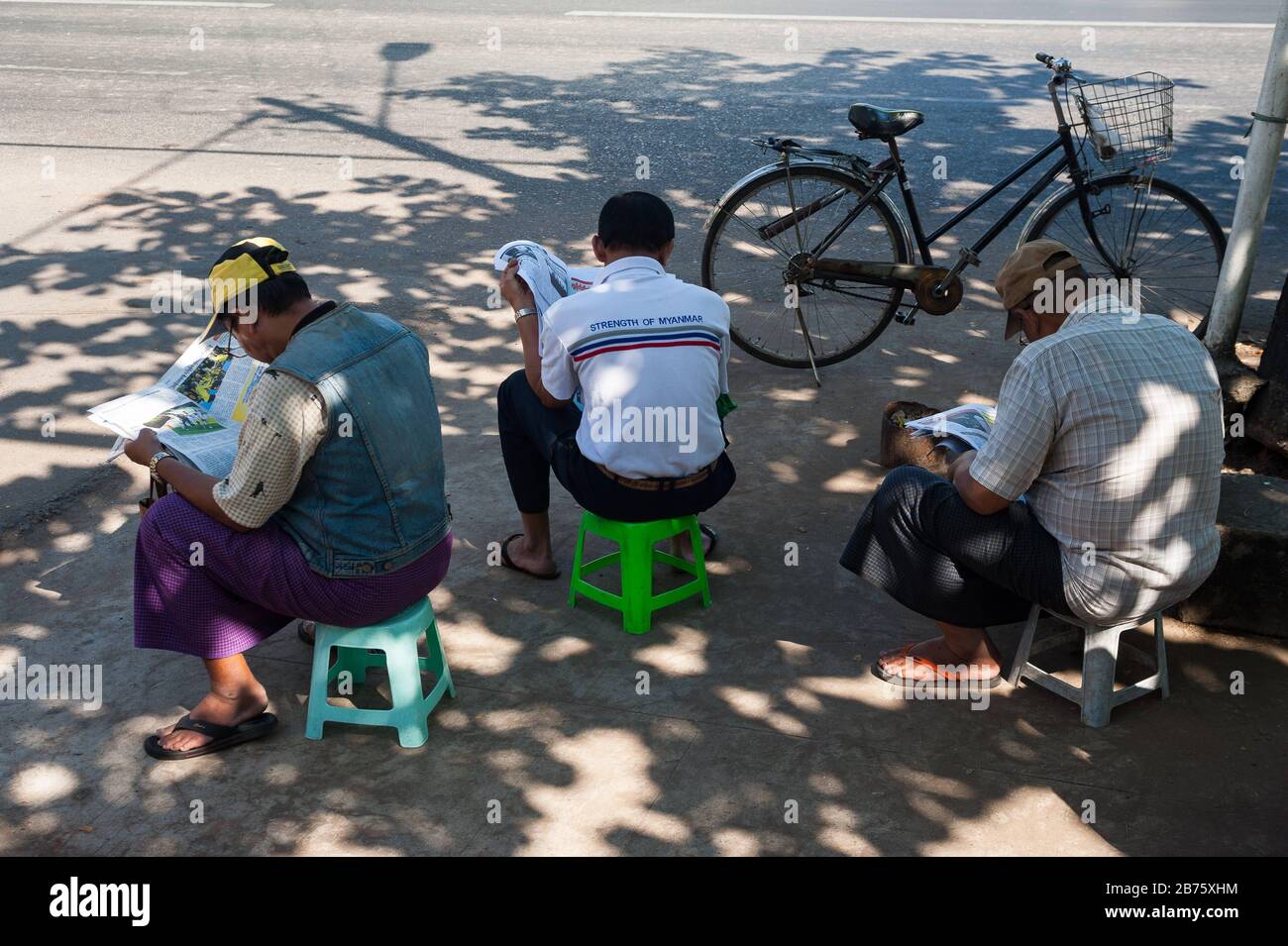 Newspaper man reading myanmar hi-res stock photography and images - Alamy