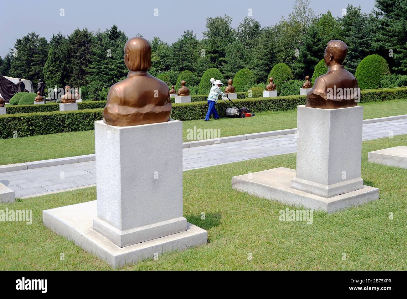 Pyongyang cemetery hi-res stock photography and images - Alamy