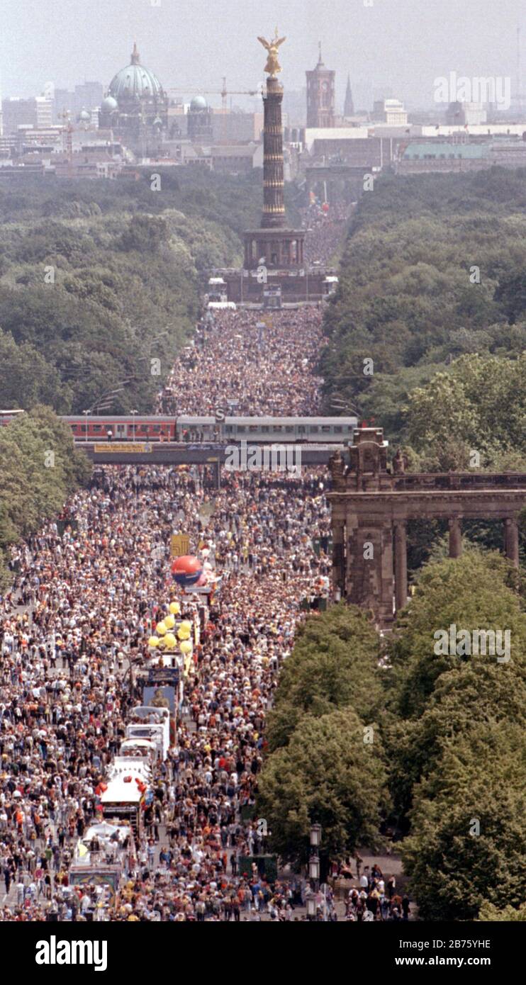 Love parade aerial hi-res stock photography and images - Alamy