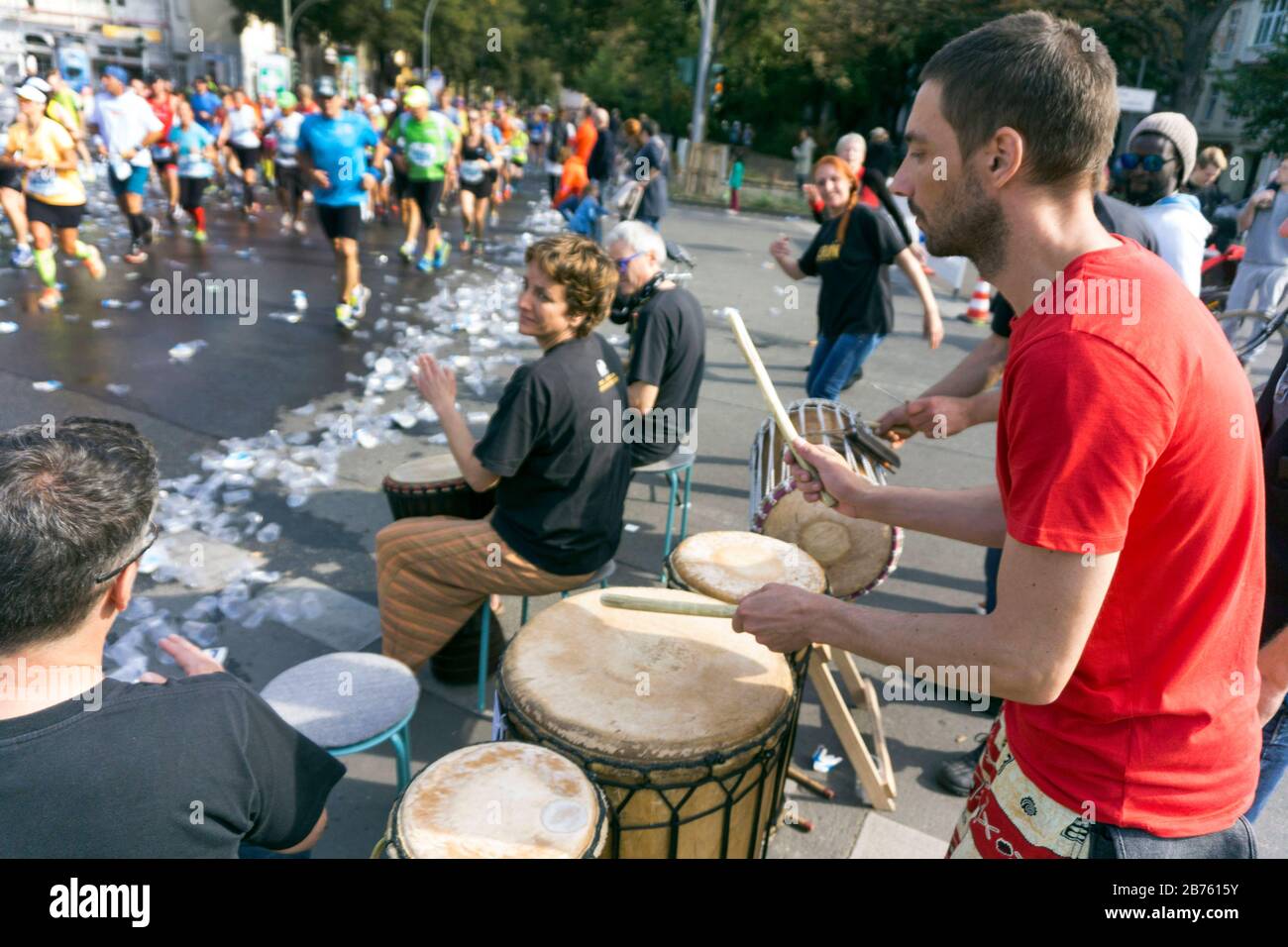 Berlin marathon spectators hi-res stock photography and images - Alamy