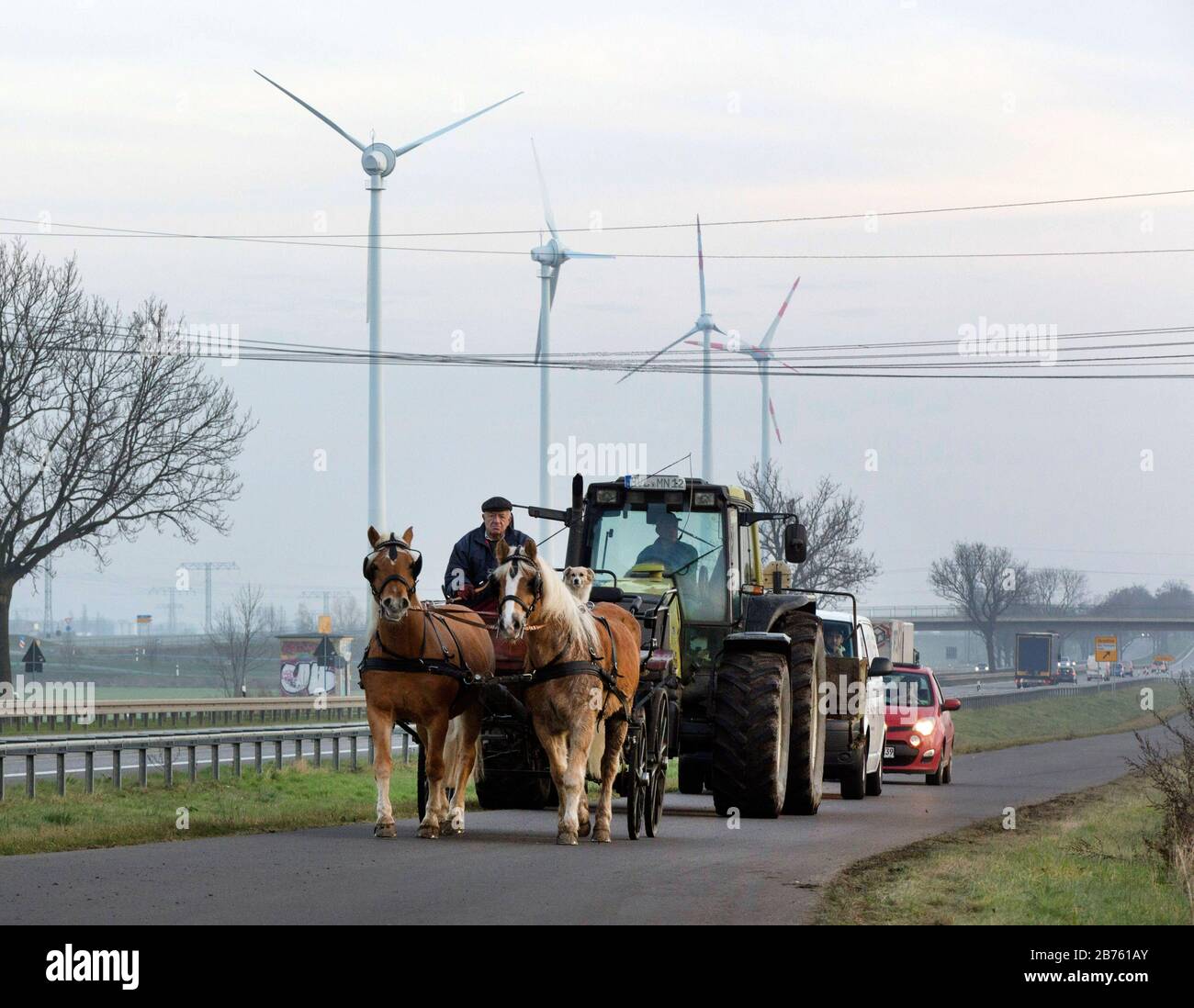Busy farm scene hi-res stock photography and images - Alamy