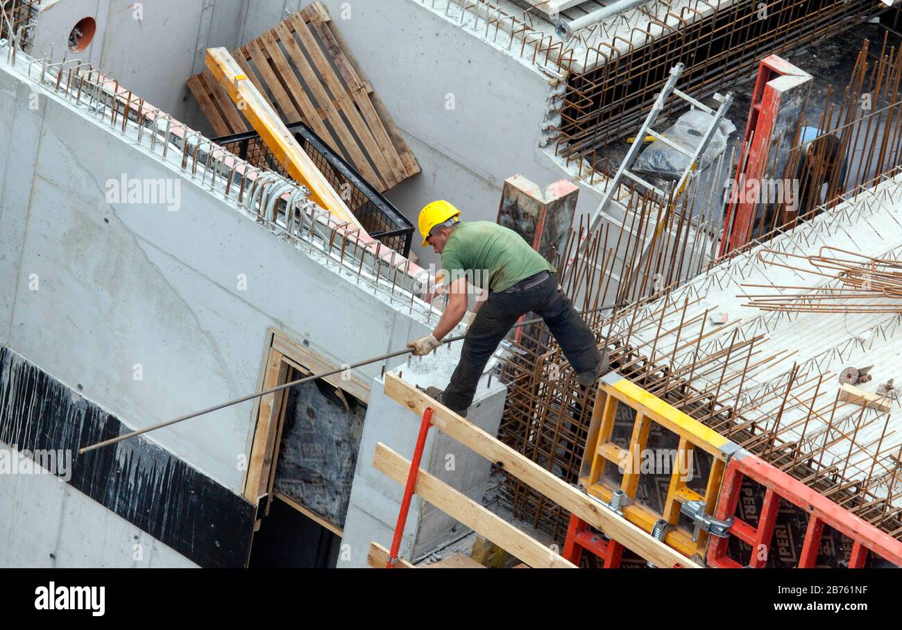 Risk accidents reinforcing steel hi-res stock photography and images ...