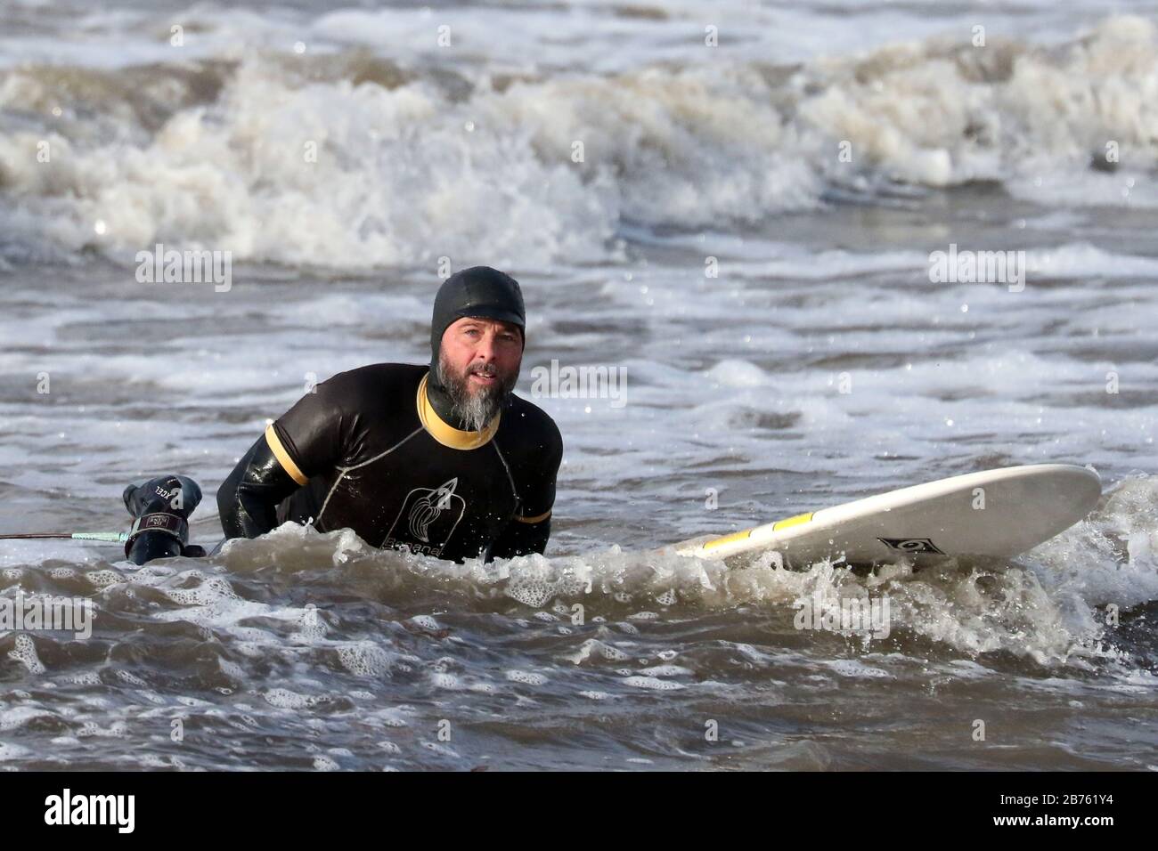 Man in suit crouching on hi-res stock photography and images - Alamy