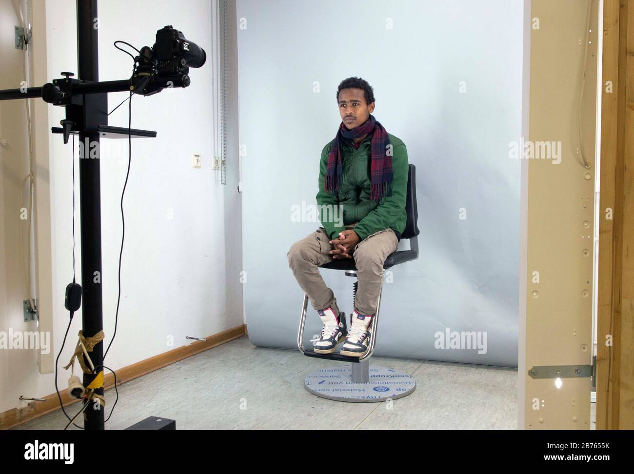 A refugee will be photographed by the federal police in Rosenheim on 05 ...