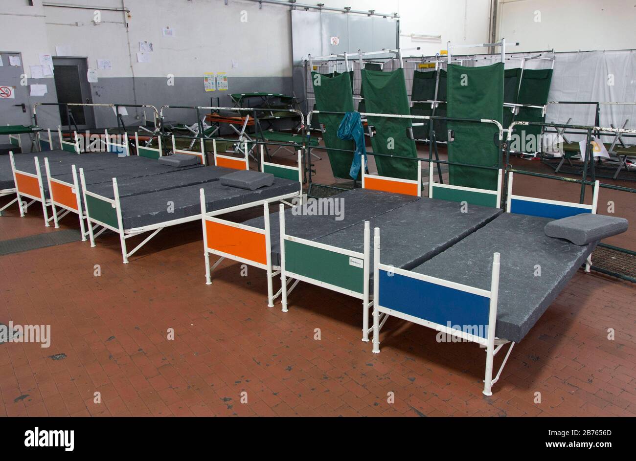 Refugee beds hi-res stock photography and images - Alamy
