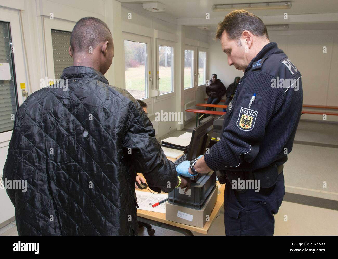 Refugees are registered and recorded by the federal police in Rosenheim ...