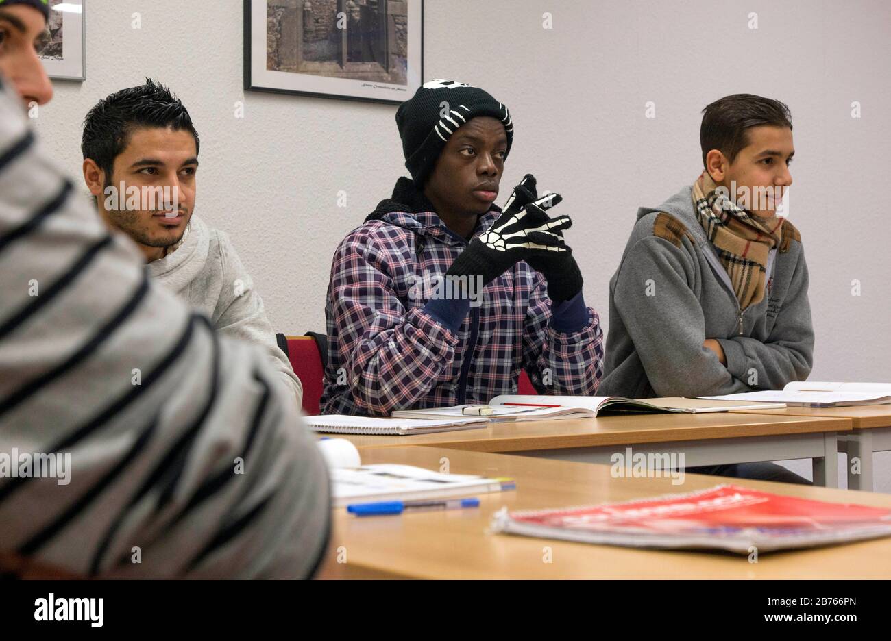 Language course for refugees on 25.11.2015. In an adult education ...