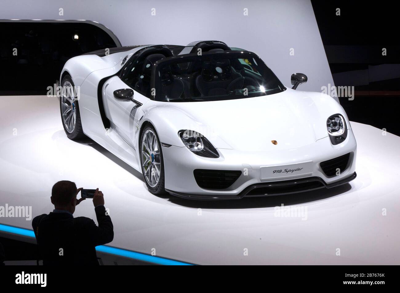 Porsche stand hi-res stock photography and images - Alamy