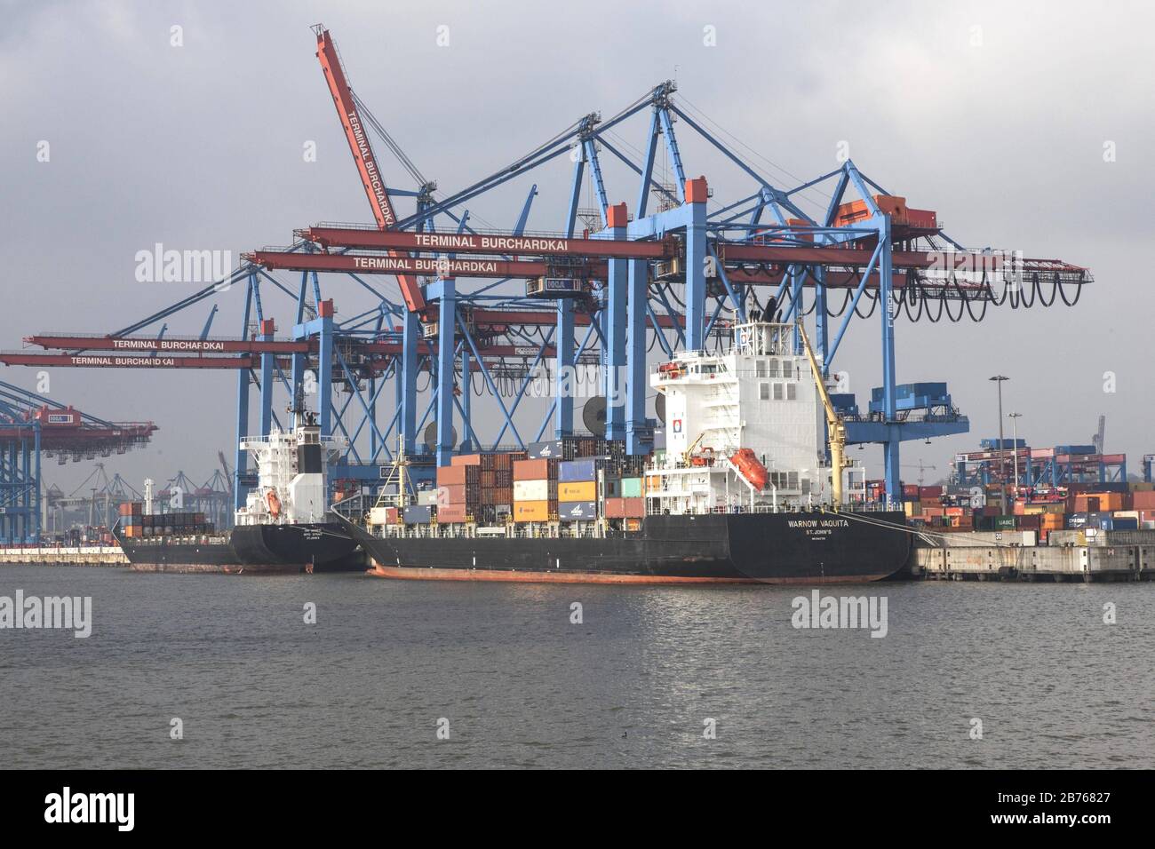 Container loading and unloading systems hi-res stock photography and ...