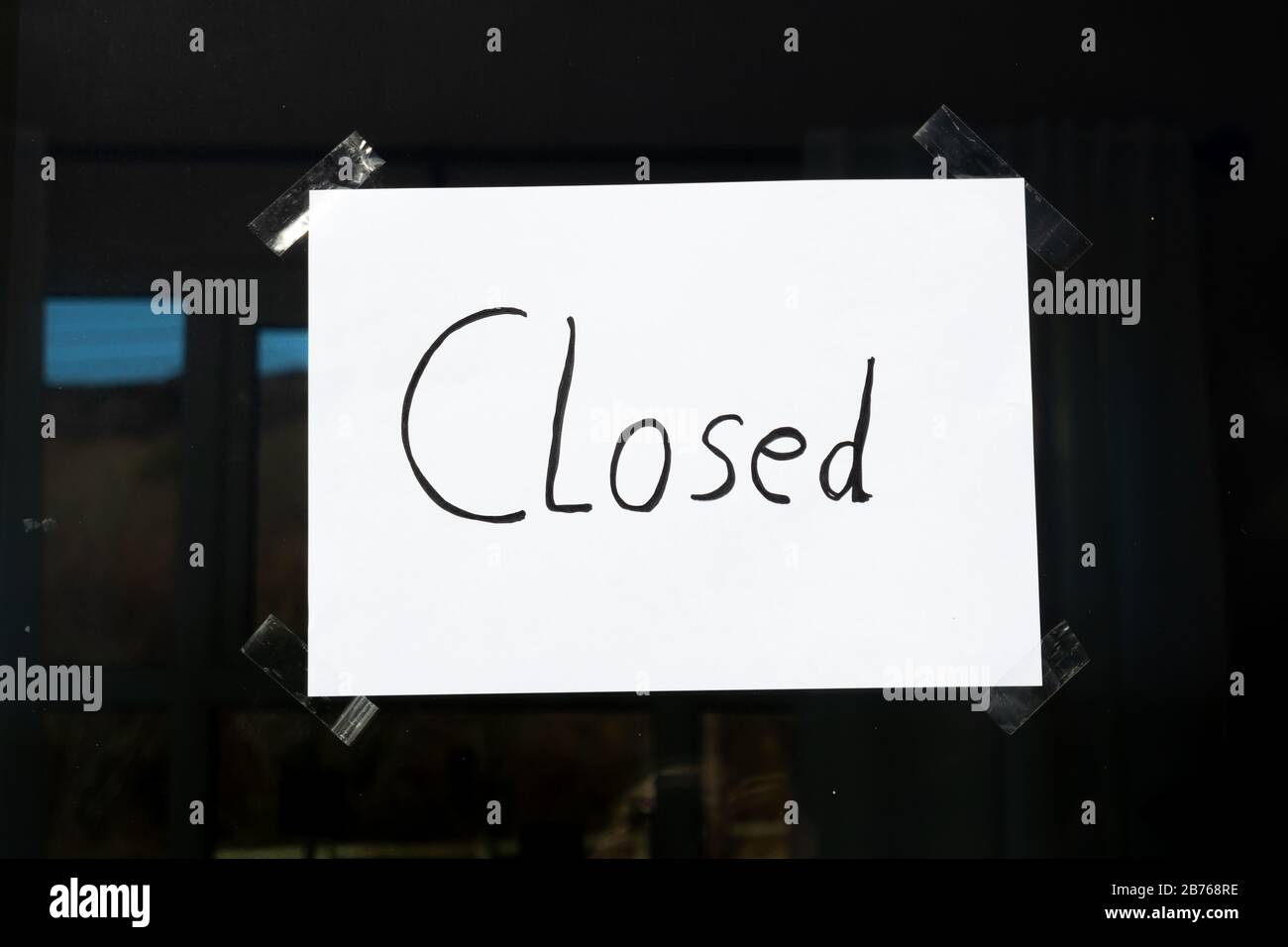 Hand written closed sign under time pressure Stock Photo - Alamy