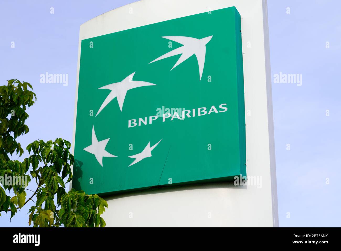 Bnp Paribas Icon Logo High Resolution Stock Photography and Images - Alamy