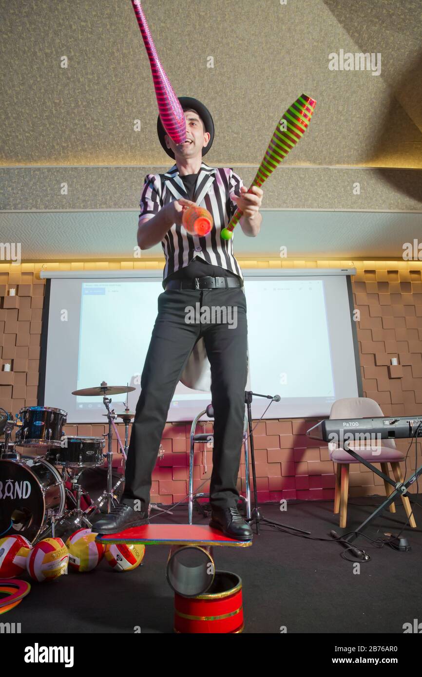 Juggler mono cycle unicycle hi-res stock photography and images - Alamy