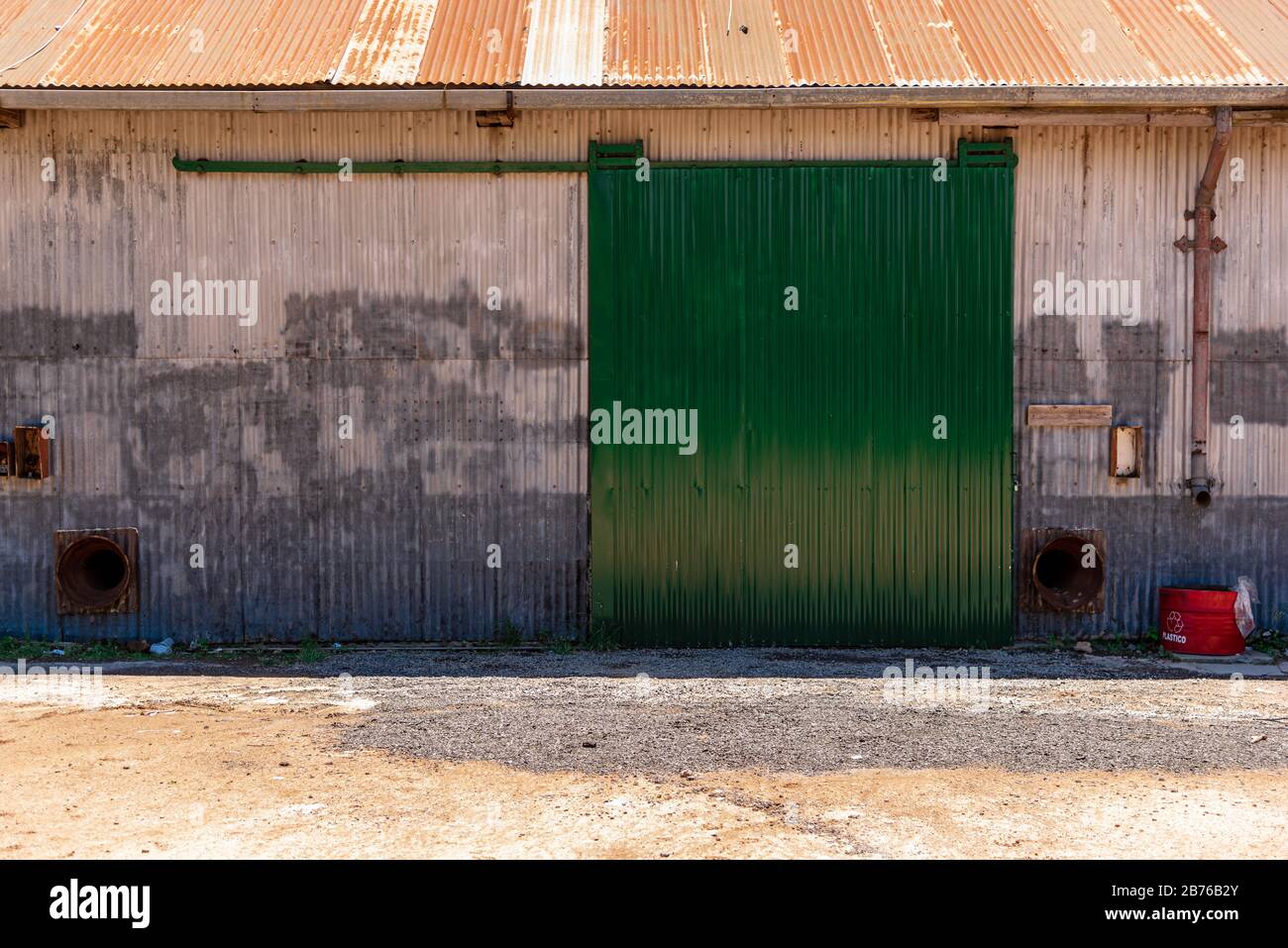 Old sliding warehouse door hi-res stock photography and images - Alamy