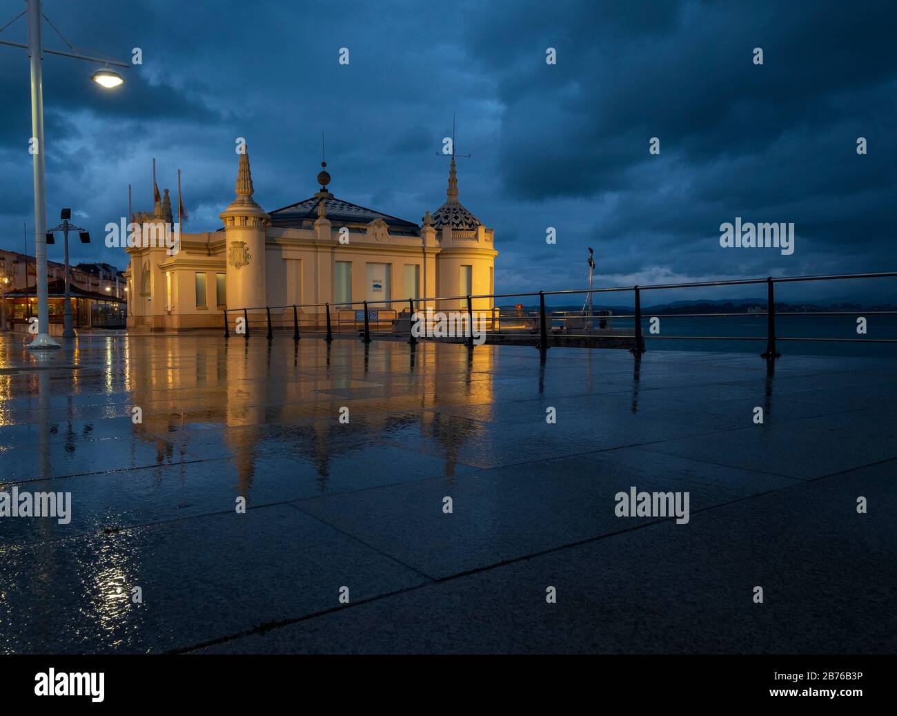 Santander waterfront. Night shot Stock Photo - Alamy