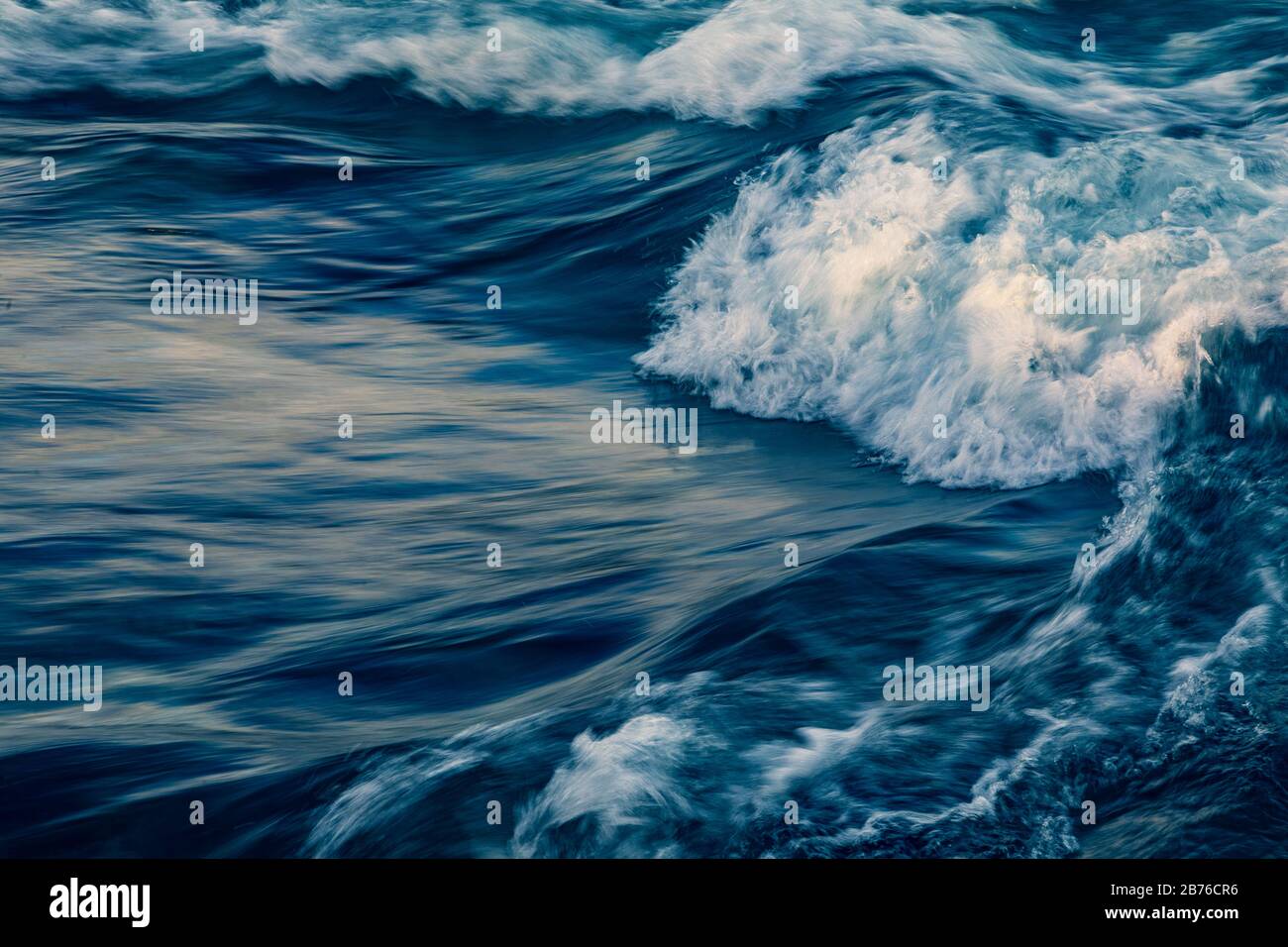 Water waves hi-res stock photography and images - Alamy