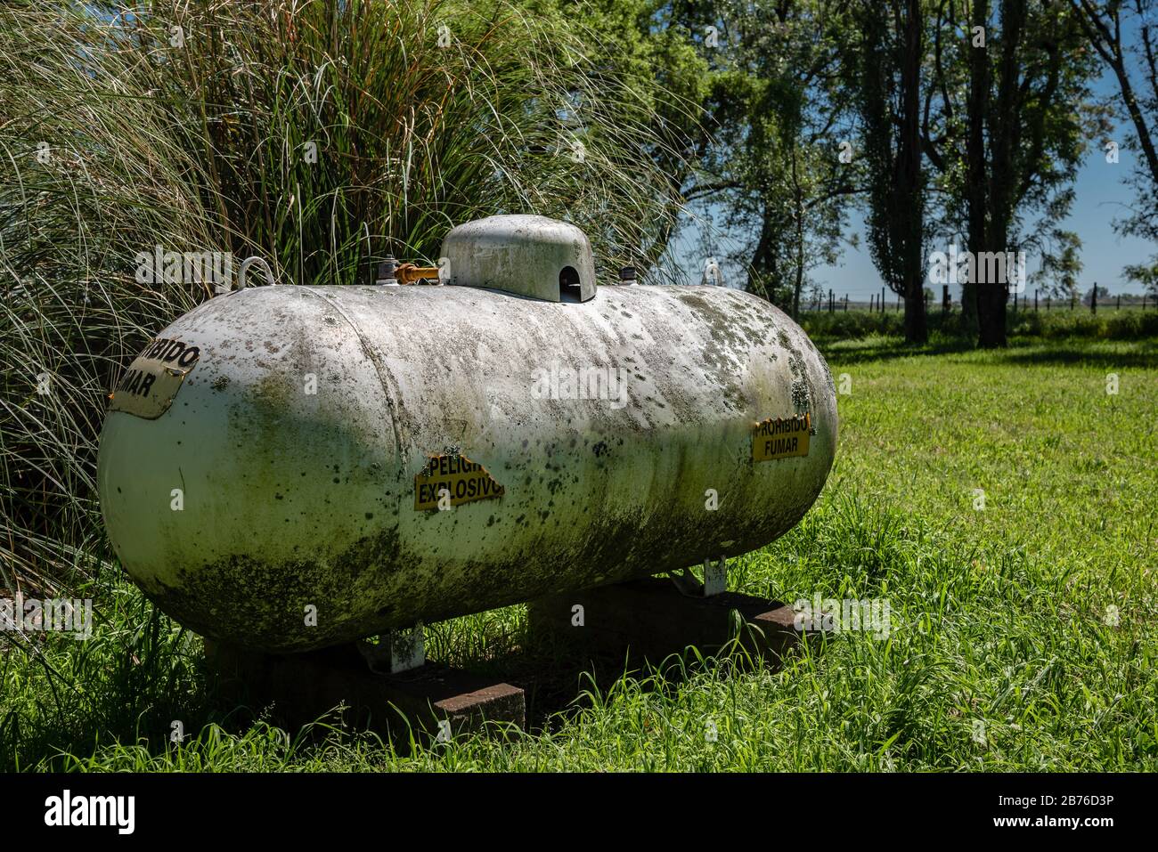 Old and moldy rusty white industrial propane gas tank Stock Photo - Alamy