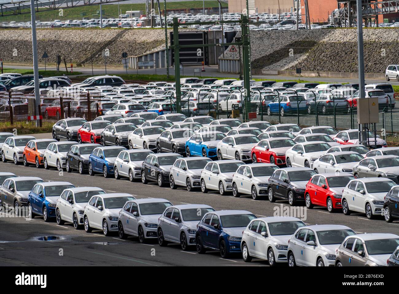 Emden, cars waiting in the port for shipment, VW plant, East Frisia ...