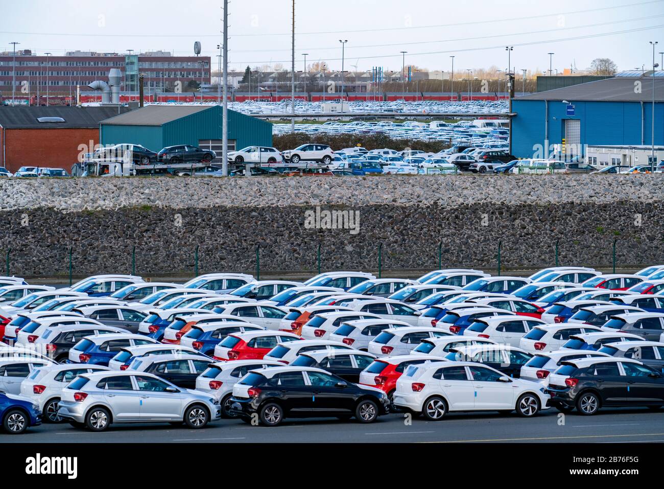Emden, cars waiting in the port for shipment, VW plant, East Frisia ...