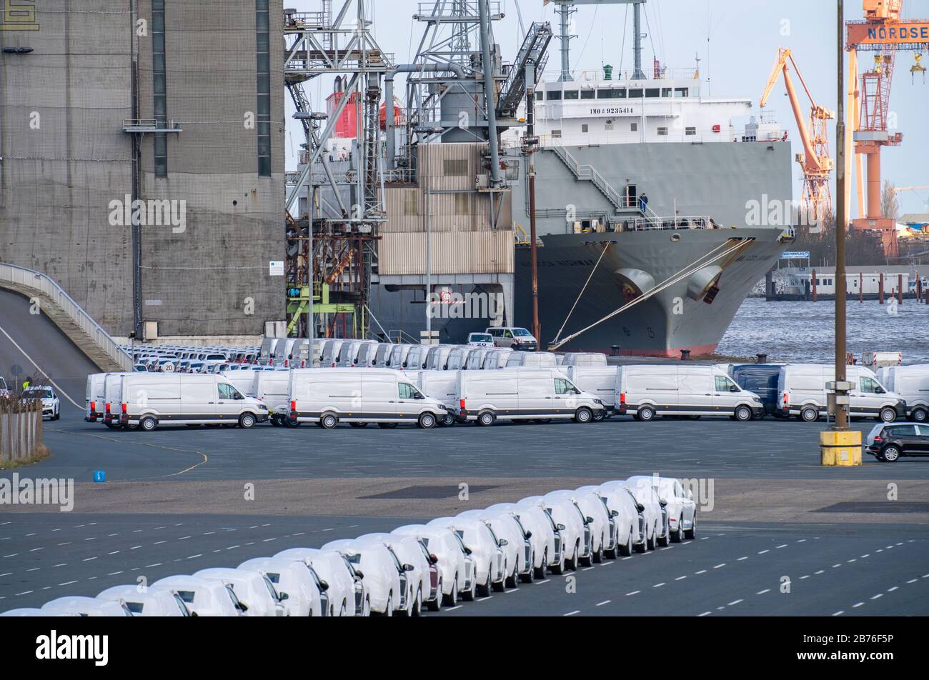 Emden, cars waiting in the port for shipment, VW plant, East Frisia ...