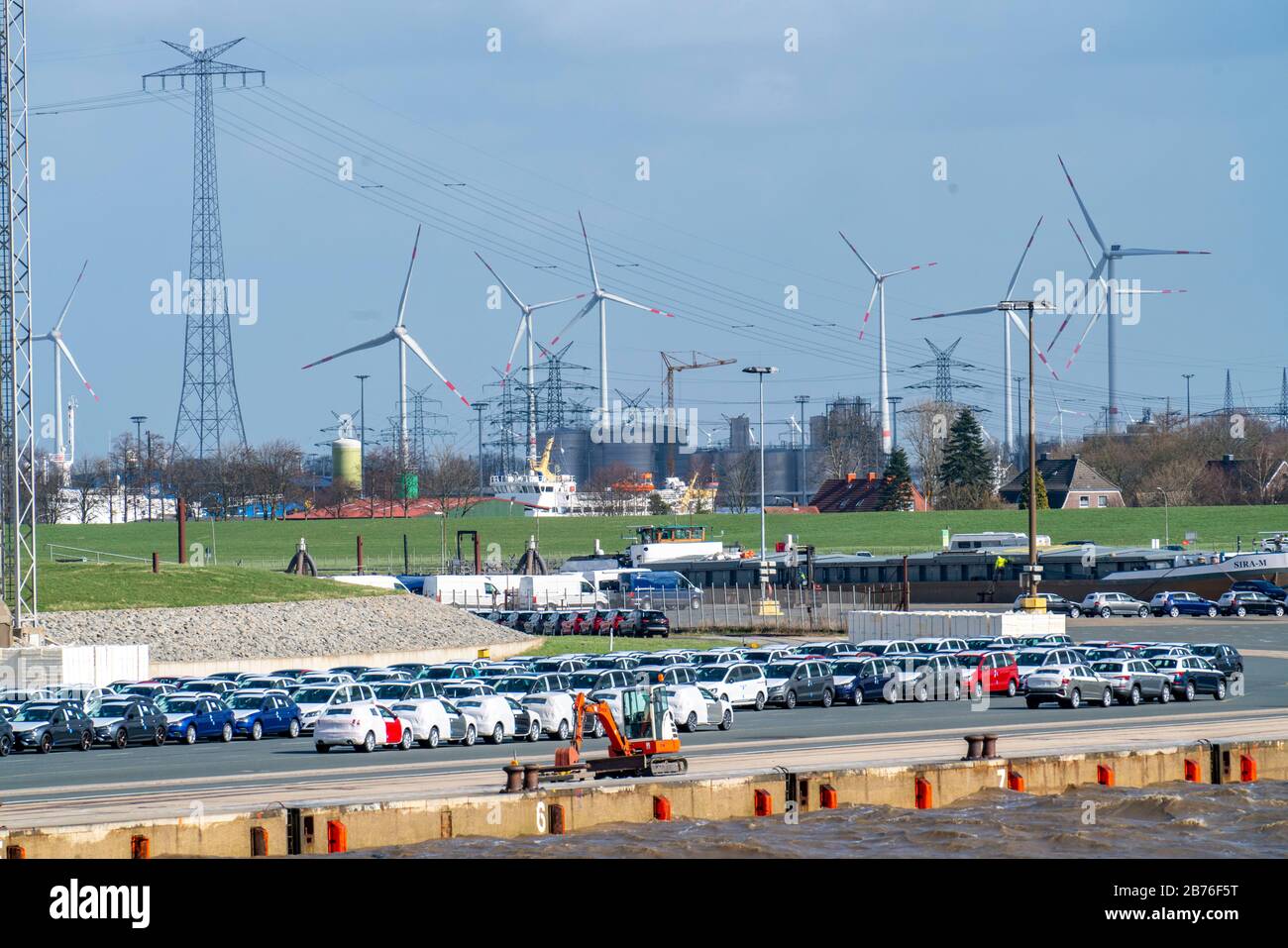 Emden, cars waiting in the port for shipment, VW plant, East Frisia ...