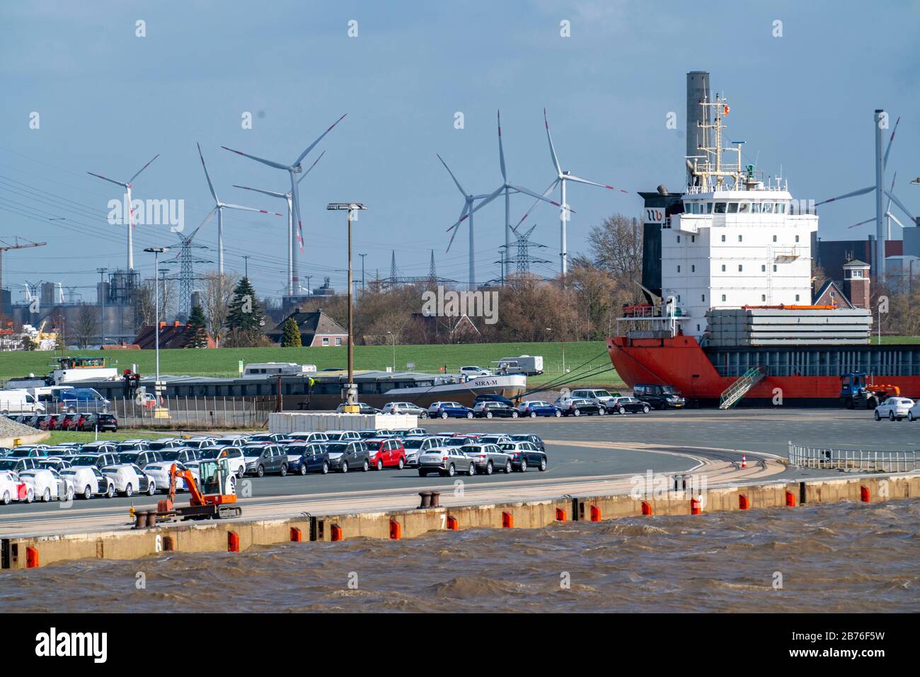 Emden, cars waiting in the port for shipment, VW plant, East Frisia ...