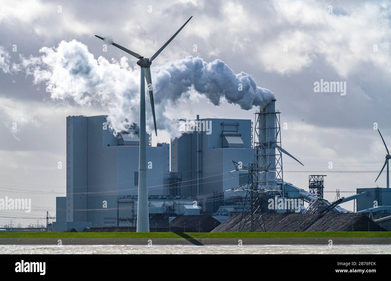 Energy Park Eemshaven, various power plants and the wind farms ...