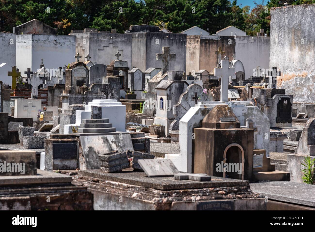 Antique graveyard hi-res stock photography and images - Alamy
