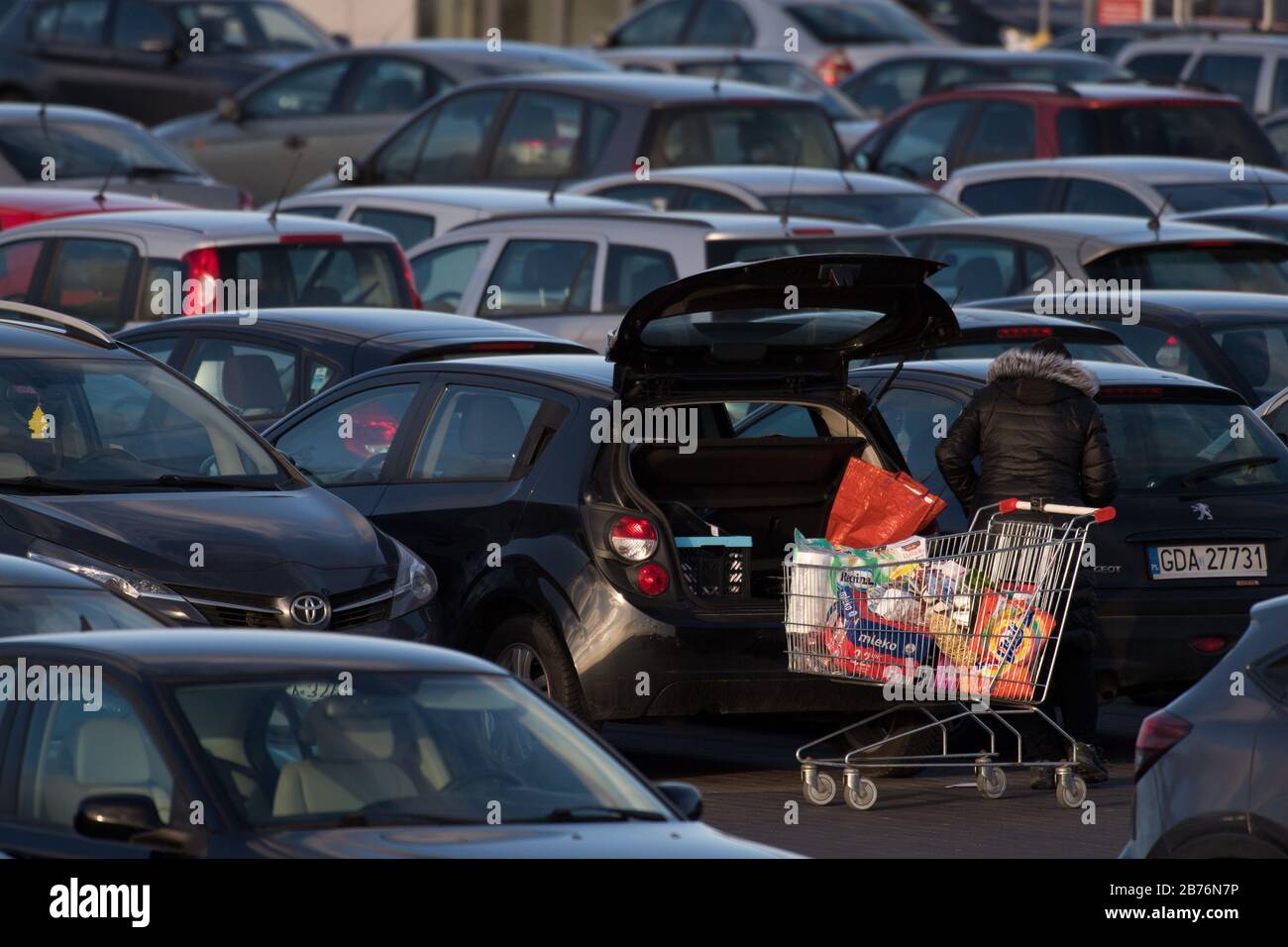 Full parking lot hi-res stock photography and images - Alamy