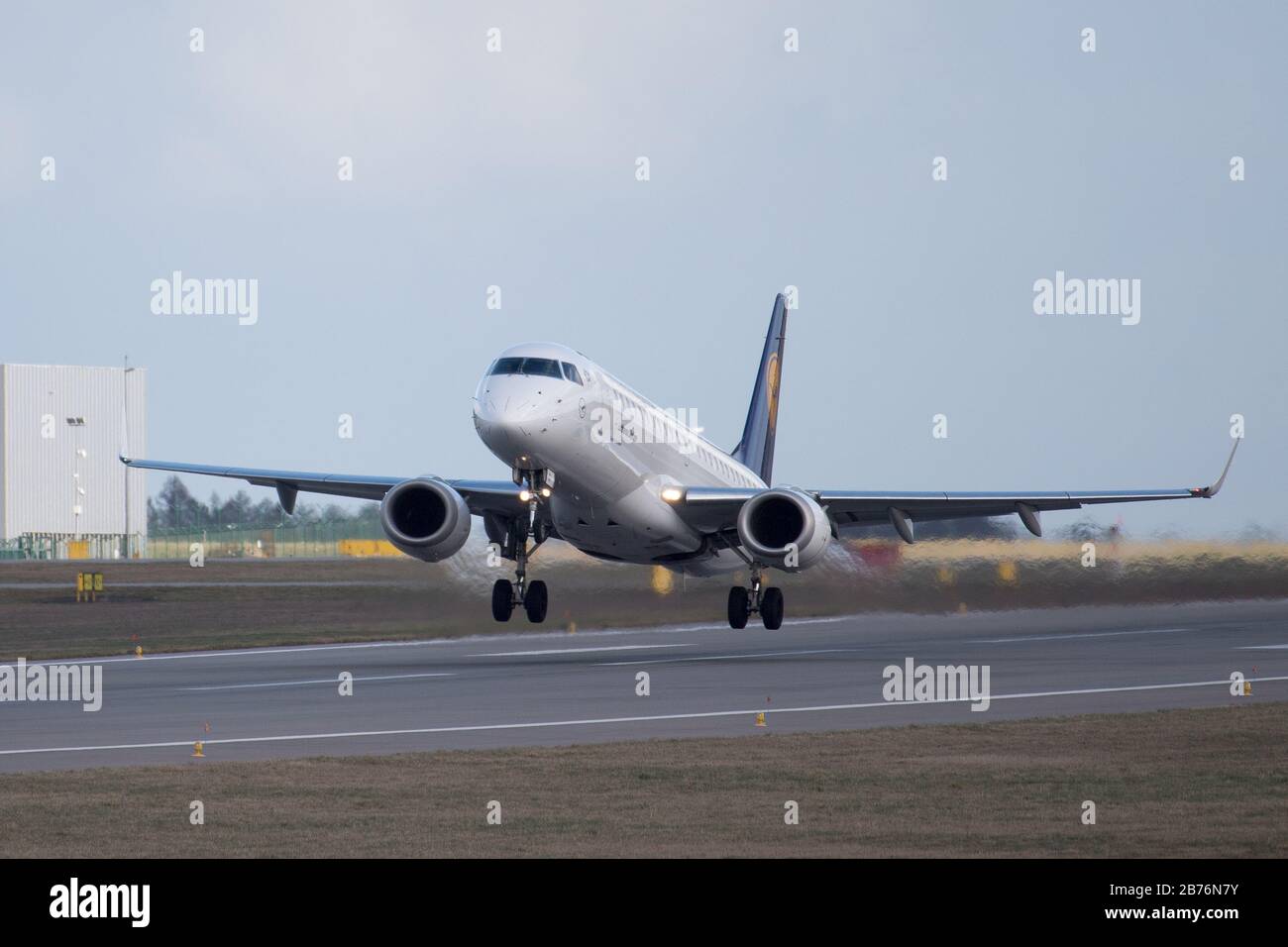 Embraer e190lr lufthansa regional hi-res stock photography and images ...