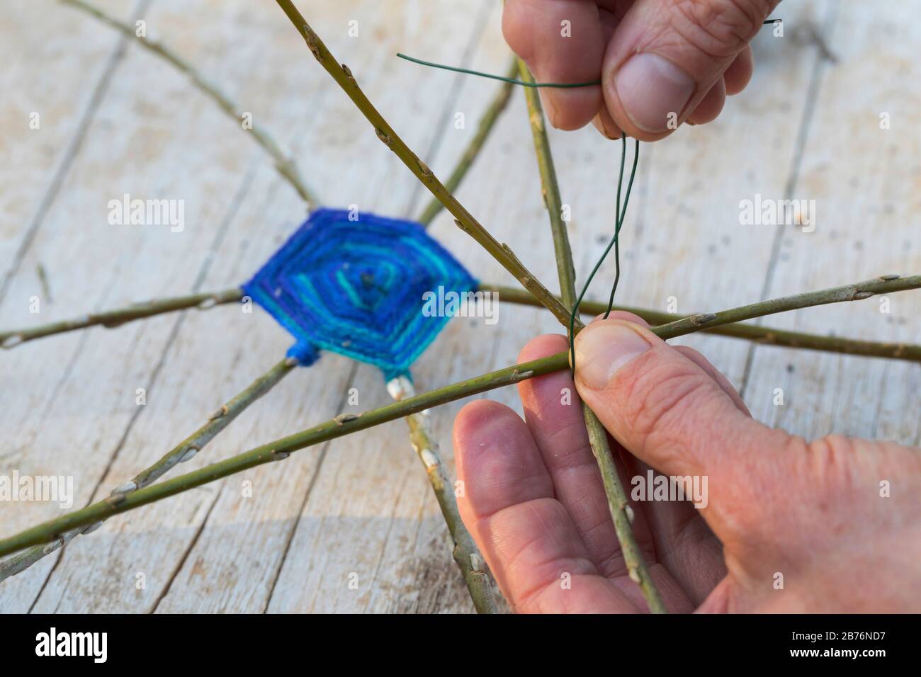 making a keeper vor a fat ball with willow twigs, wool and wire, series ...
