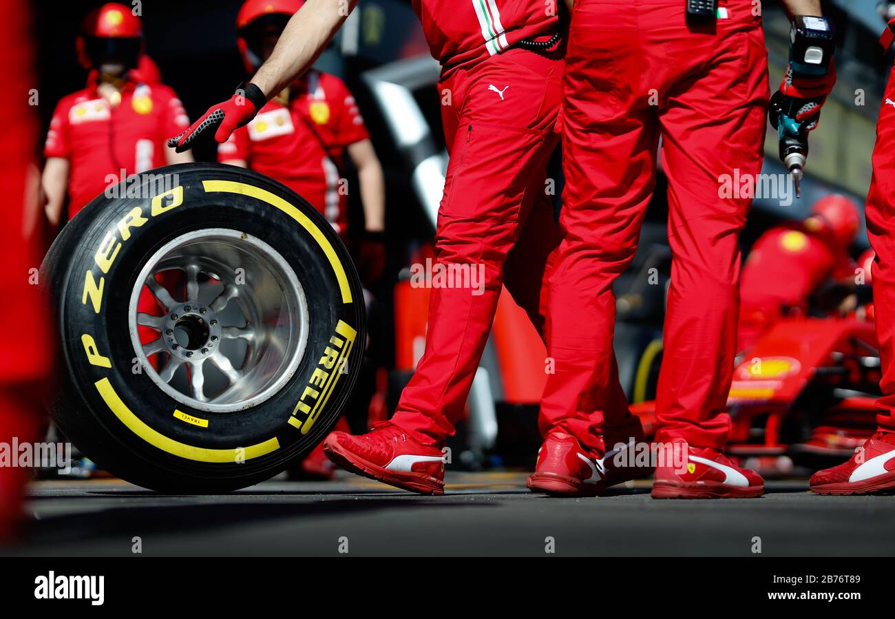 Ferrari formula 1 pit crew hi-res stock photography and images - Alamy