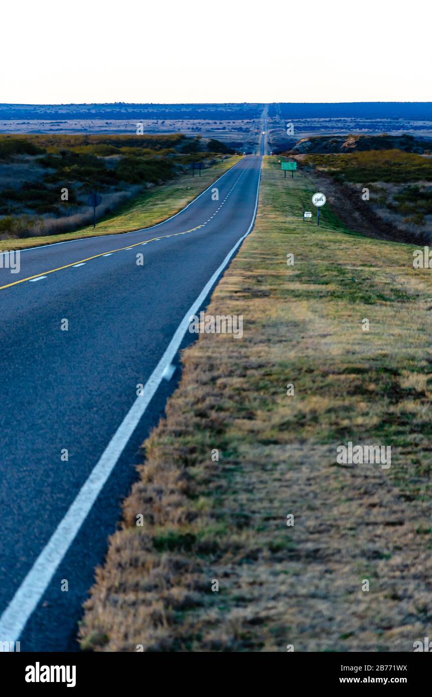 America farm vanishing point road hi-res stock photography and images ...