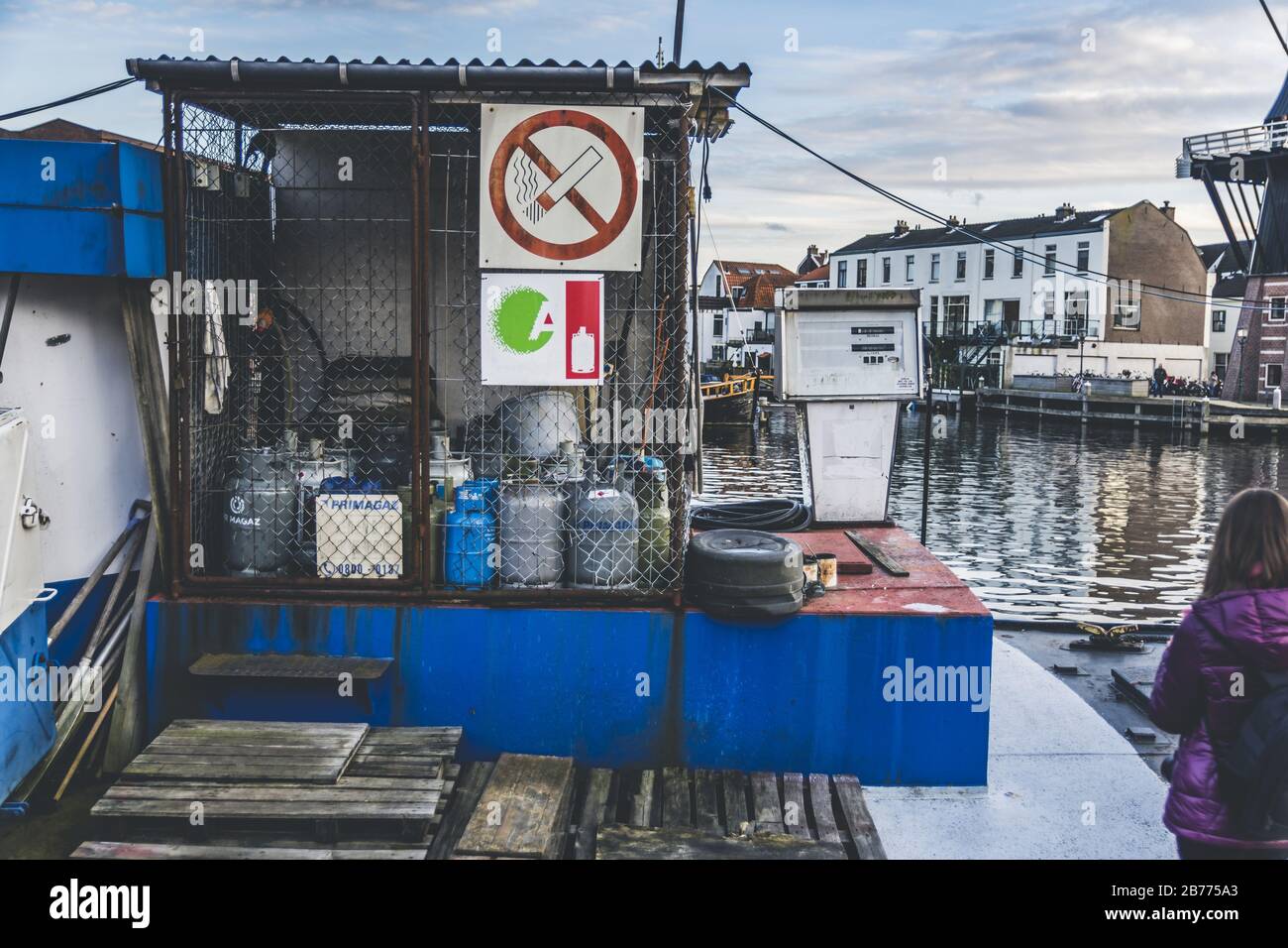 Sign no smoking on a deck of a small ship Stock Photo - Alamy
