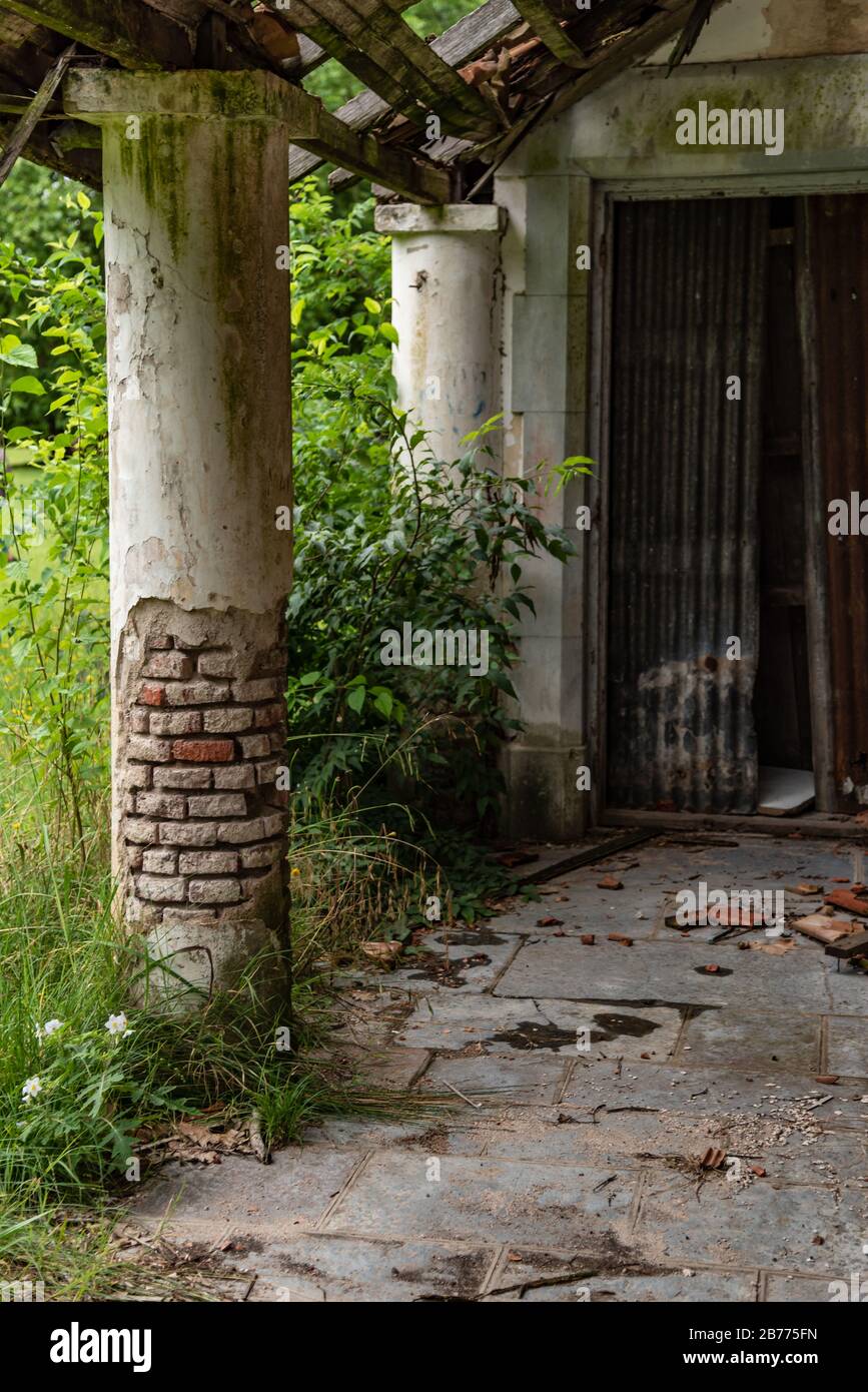Old gallery with broken columns made of bricks Stock Photo - Alamy