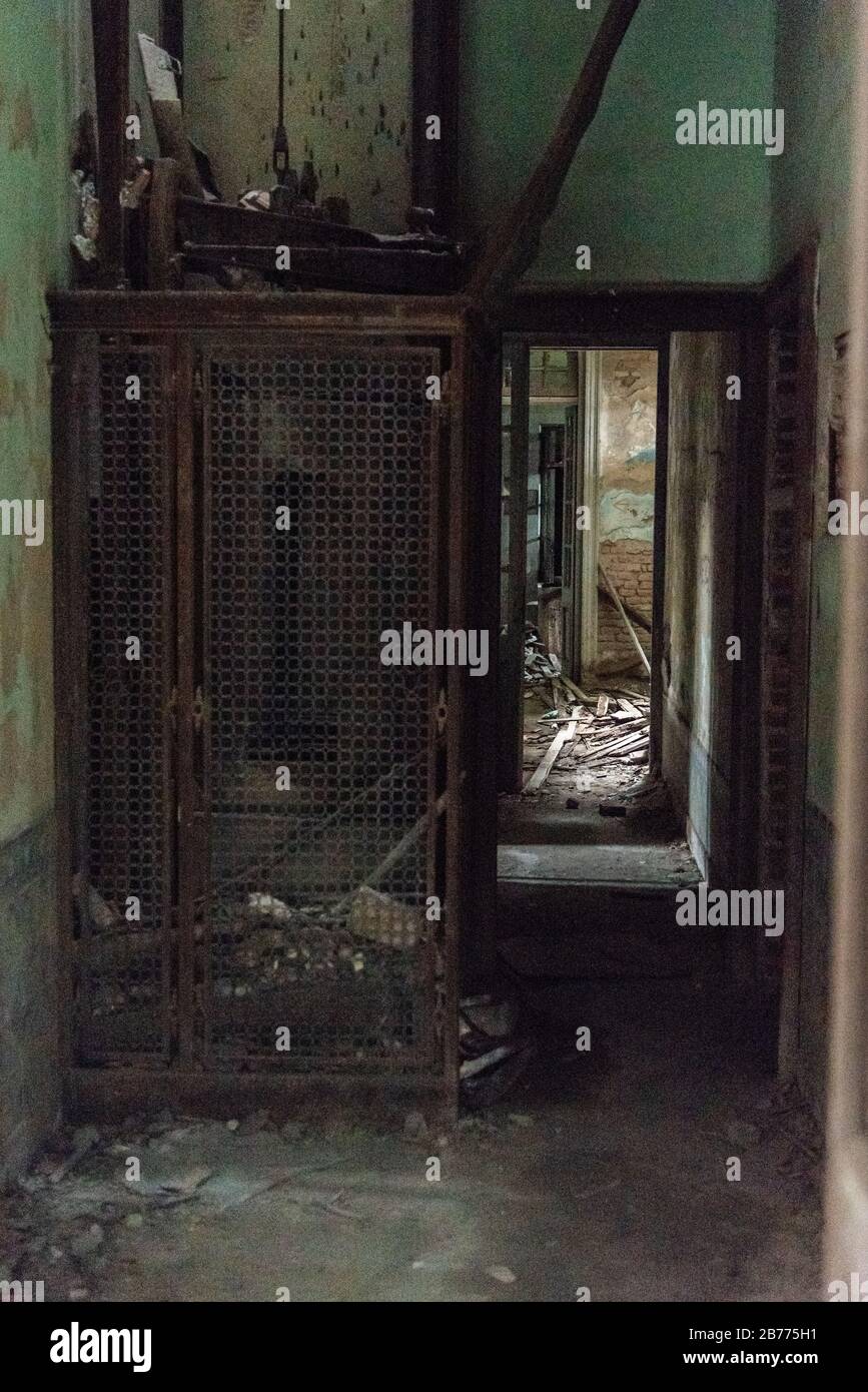 Inside abandoned fire damaged hi-res stock photography and images - Alamy
